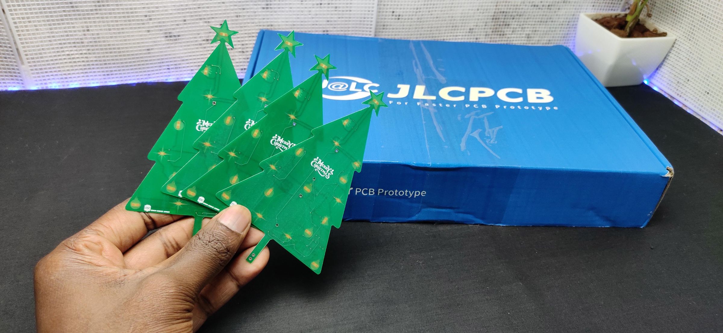 BLINKING LED PCB CHRISTMAS TREE : 6 Steps - Instructables