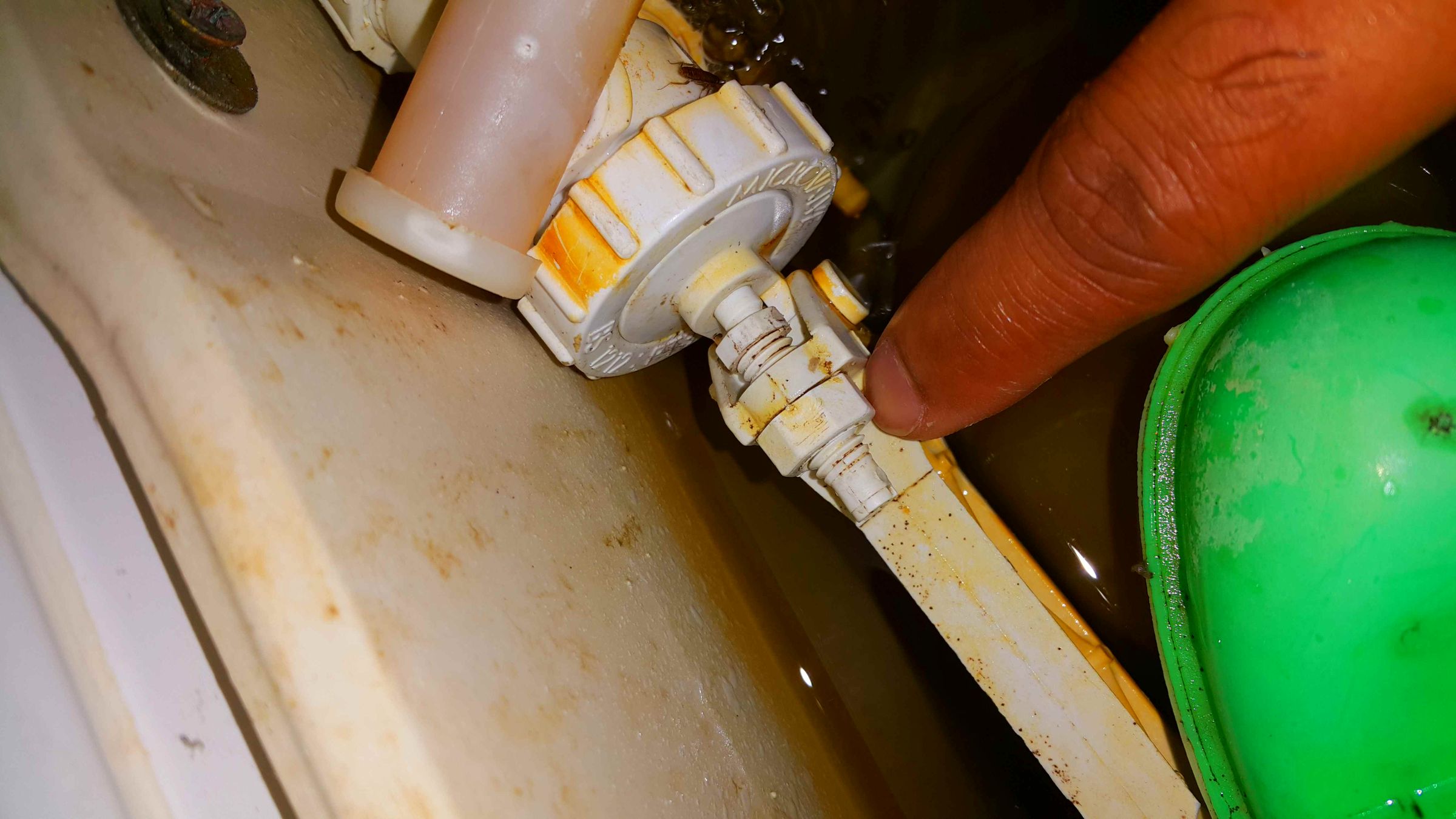 Adjusting a Toilet Tank Fill Level. : 3 Steps - Instructables