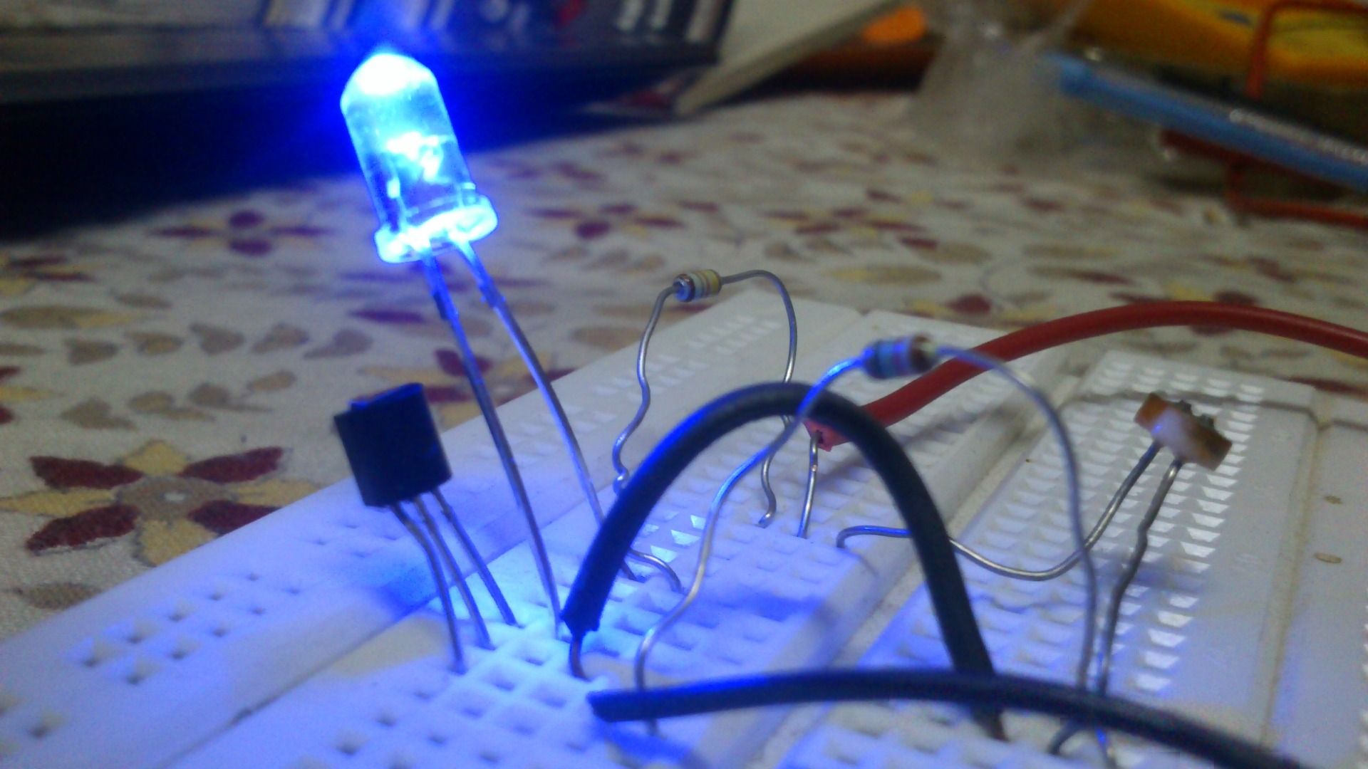 Light/dark Sensor Using BJT Light - Instructables