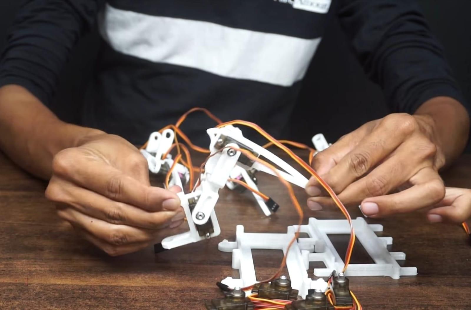 How to Make a WALKING SPIDER ROBOT at Home | 3D Printed Crawling Robot ...