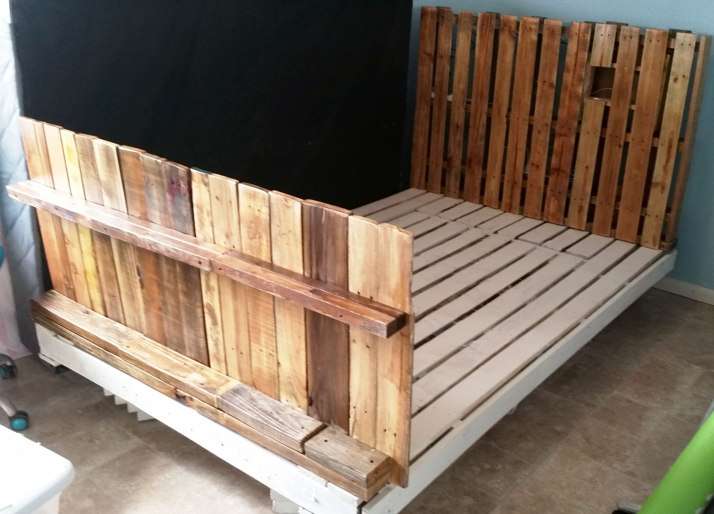 Underlit Pallet Bed : 5 Steps (with Pictures) - Instructables