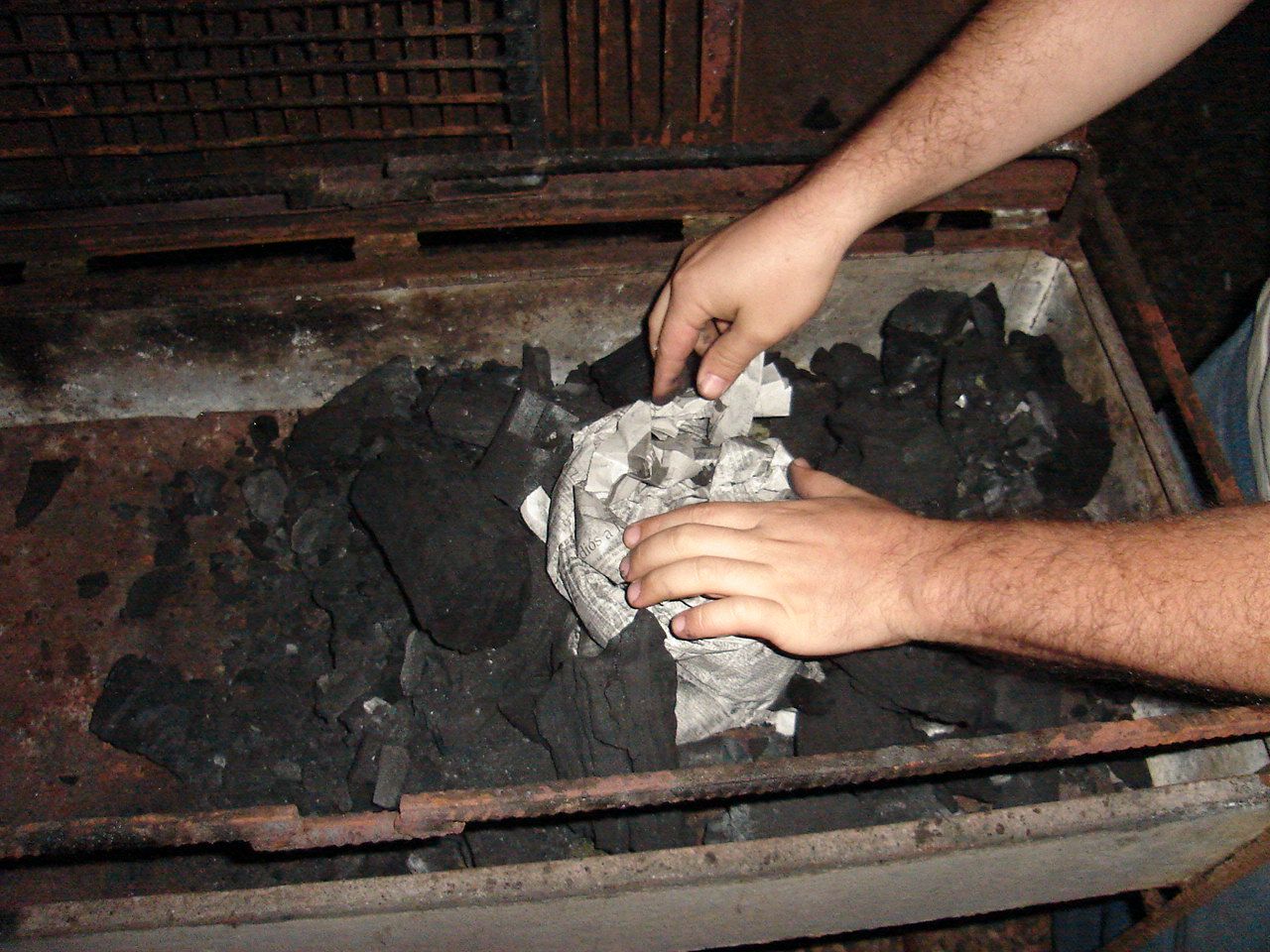 Easy Way to Ignite Fire to Vegetable Coal (without Blowing). Una Forma ...