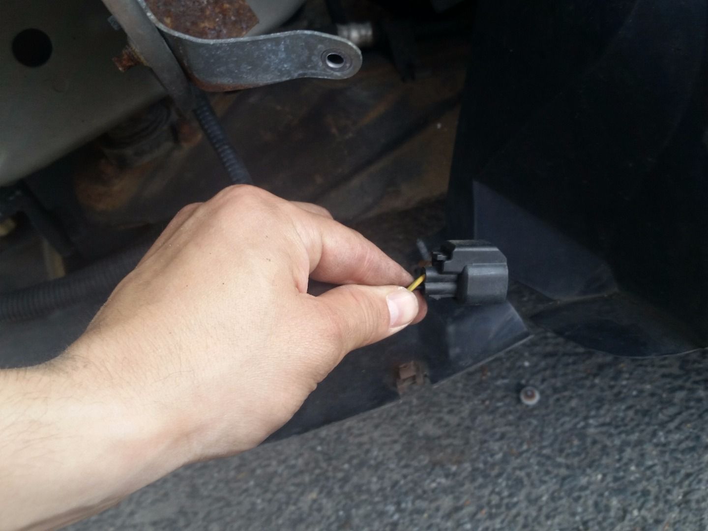 How to Change or Repair Horn on 2004 Ford Taurus : 4 Steps - Instructables