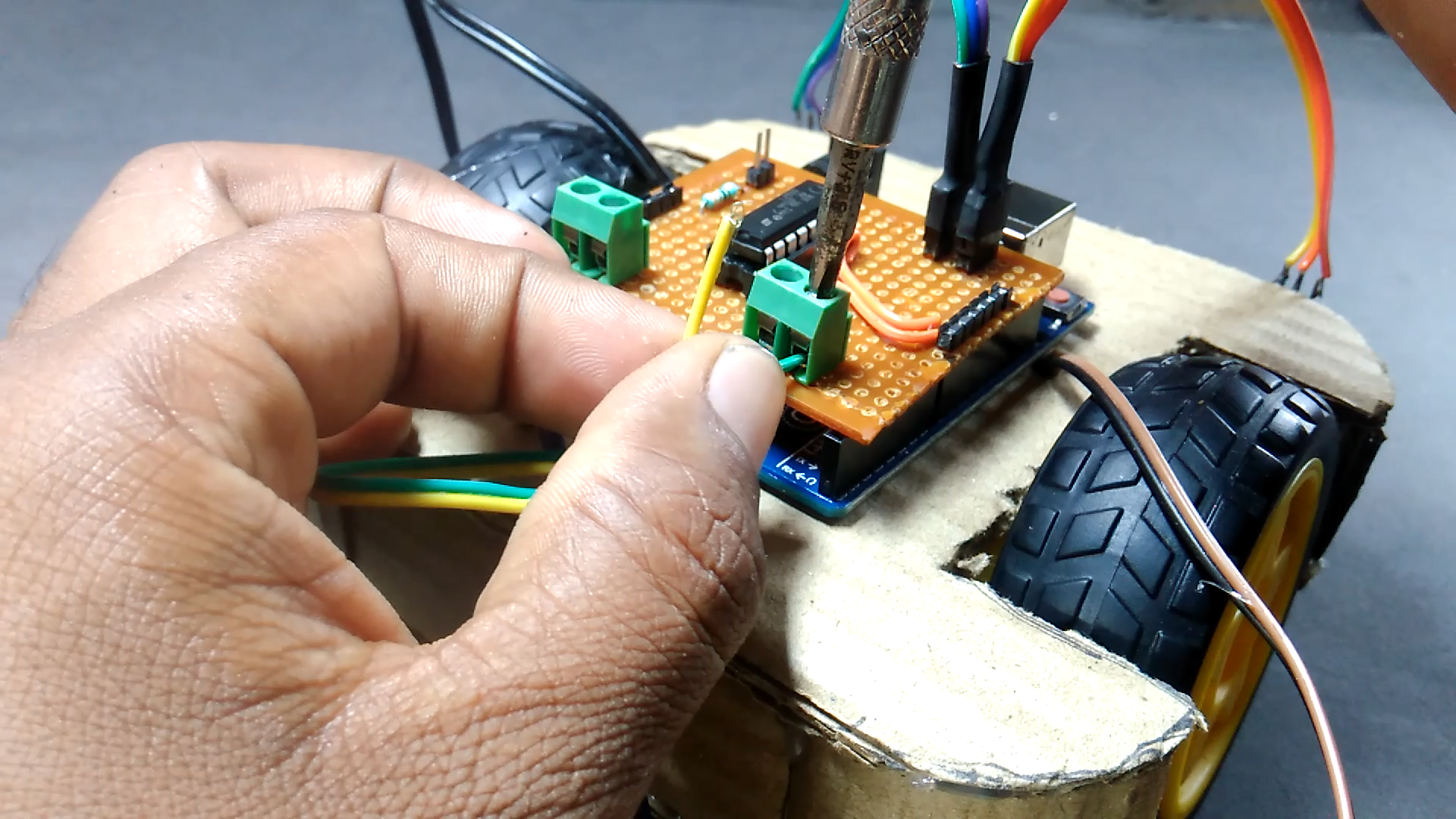 How to Make Arduino Based Edge Avoiding Robot : 4 Steps - Instructables