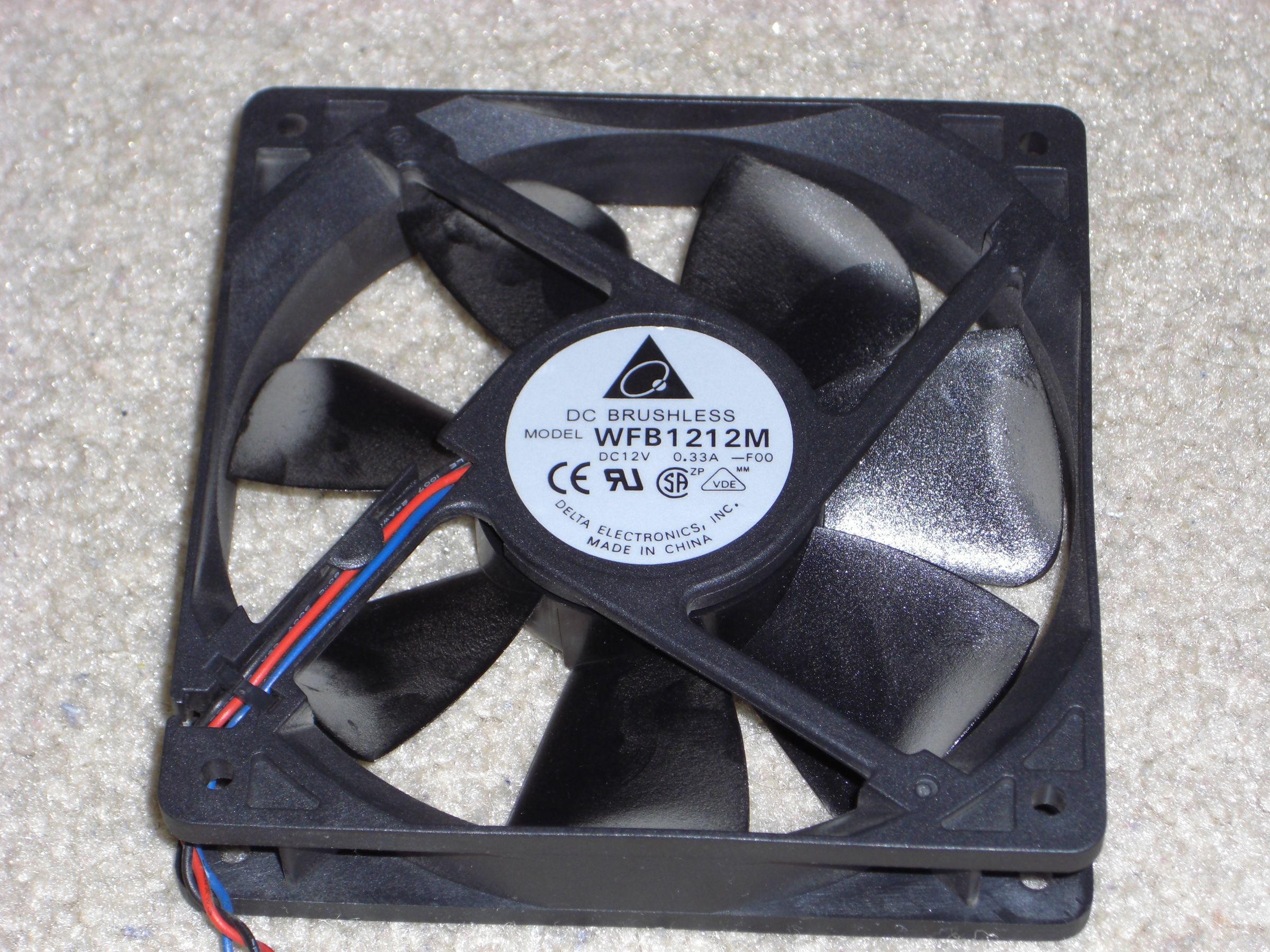 Super Easy Battery Powerd Computer Fan : 5 Steps - Instructables