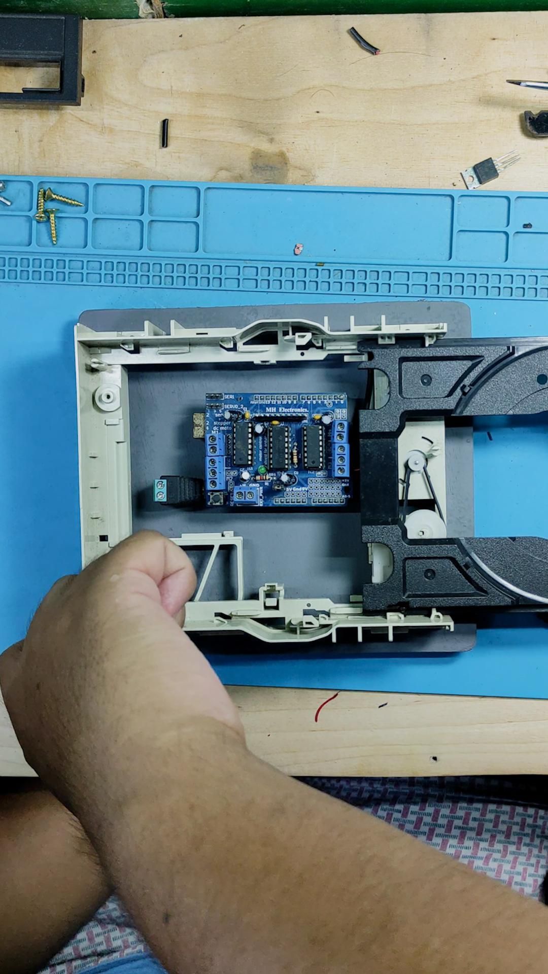 Homebrew PCB Shaker for Etching Using an Old DVD Rom! : 8 Steps (with ...