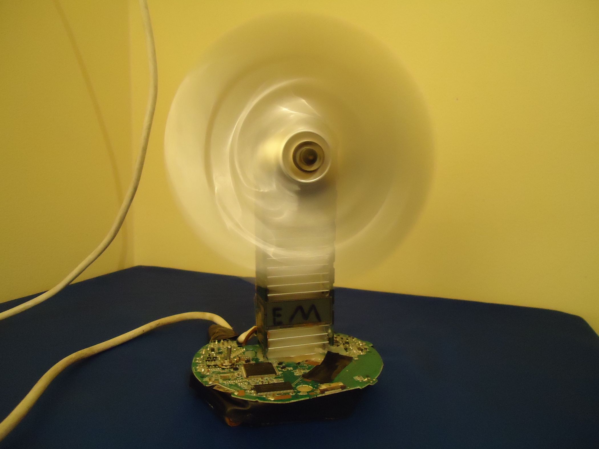 How to Make a Simple and Stylish Desktop Fan Out of Trash : 4 Steps ...