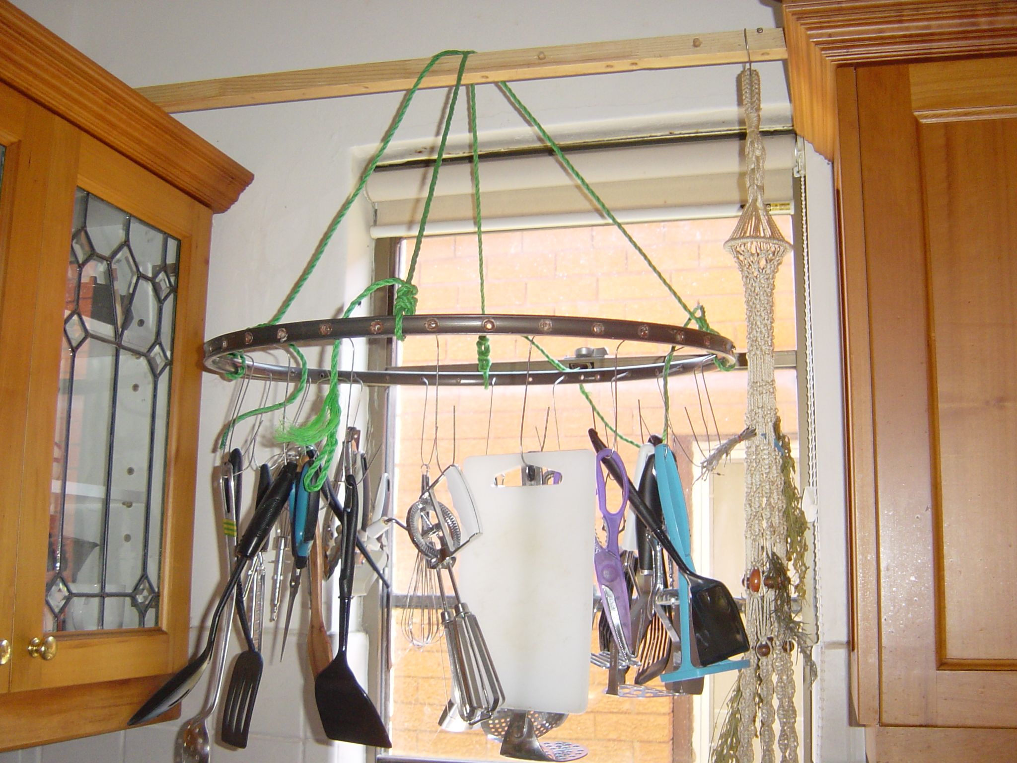 How to Make a Spinning Pot or Zine Rack From an Old Bike Wheel : 7 ...