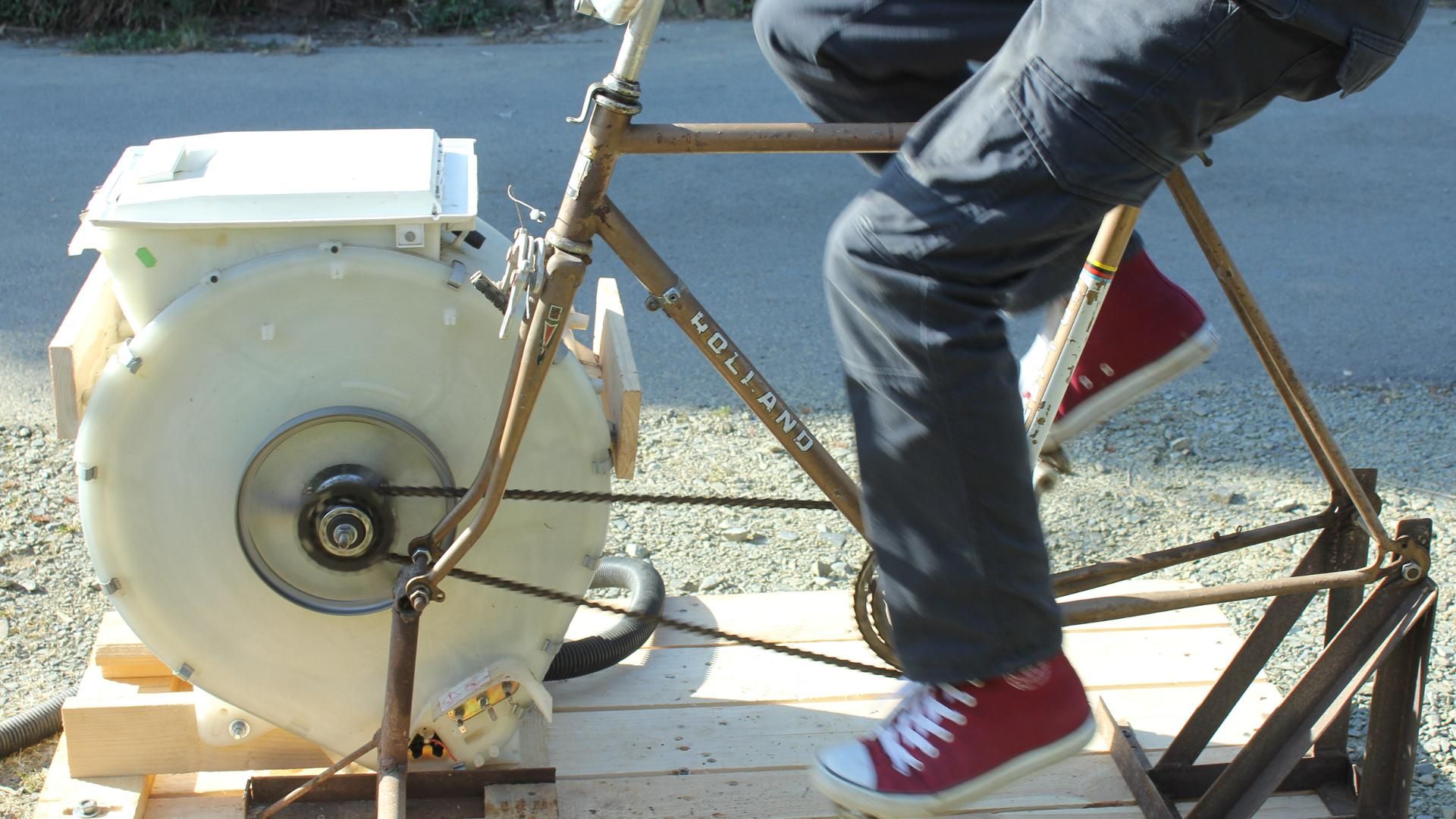 Make a Spin Dryer From a Discarded Washing Machine Drum, an Abandoned ...