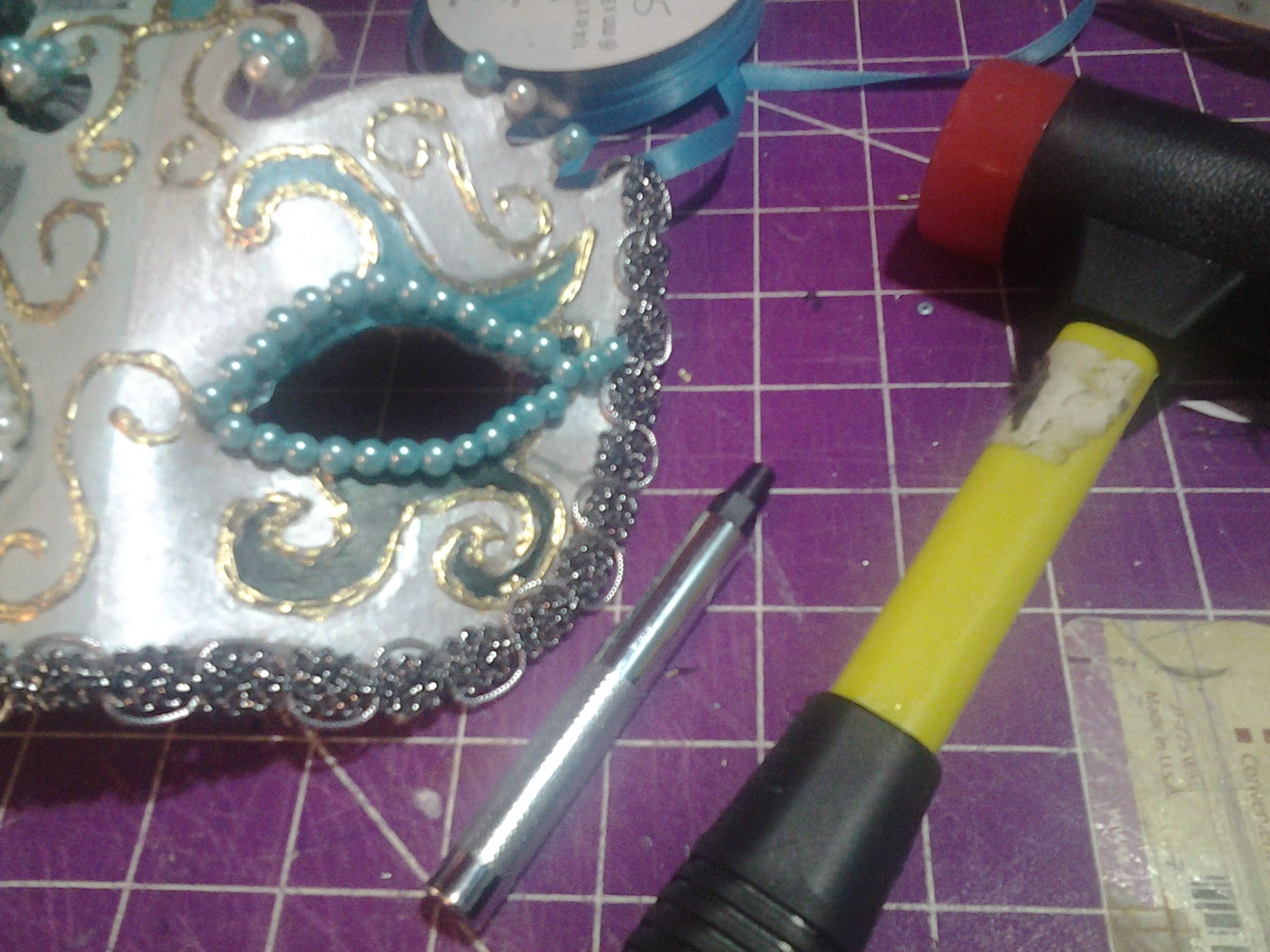 Terrific in Teal Masquerade Mask : 16 Steps (with Pictures) - Instructables
