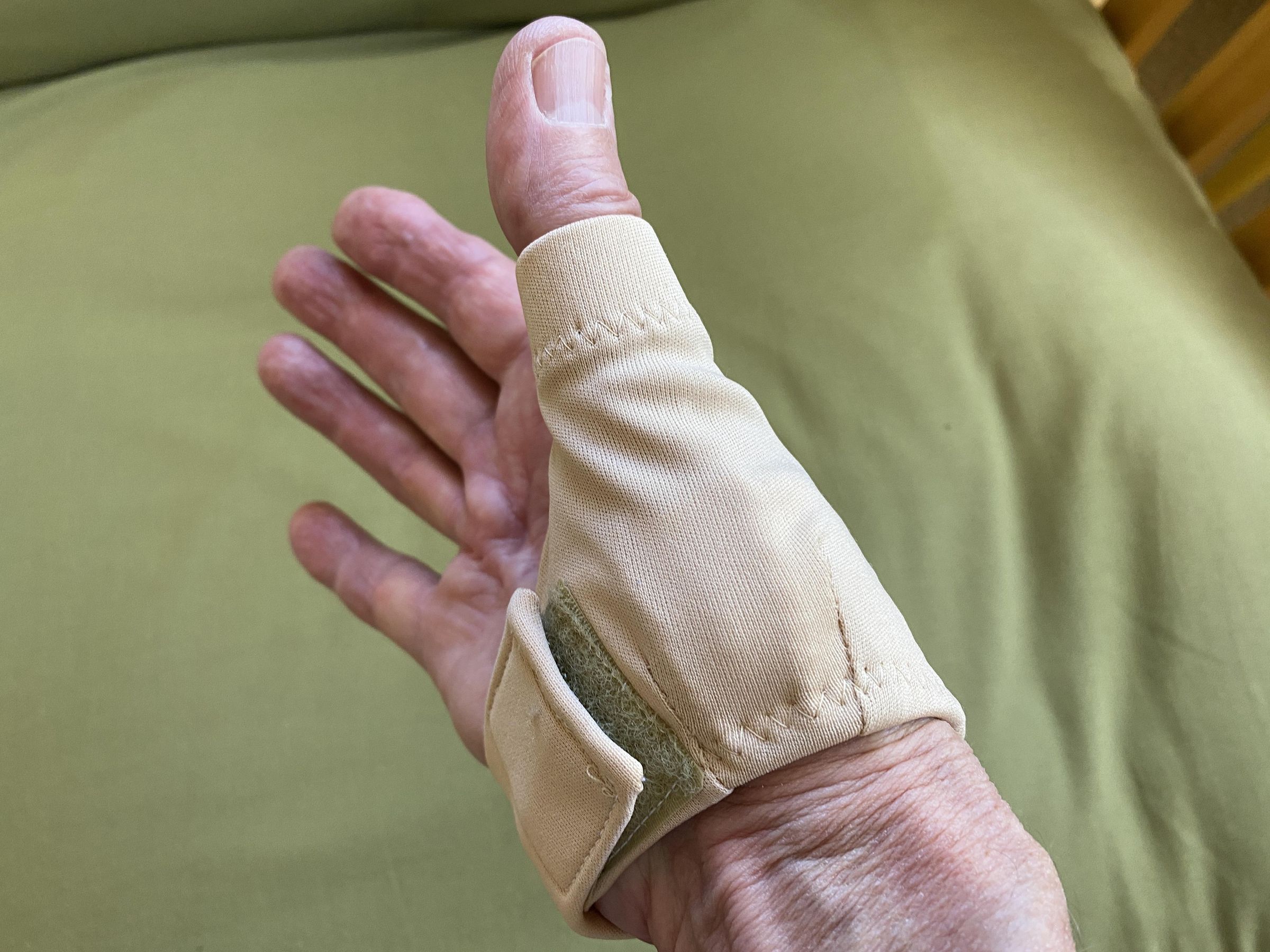 Make a Splint for Your Sore Thumb Joint : 10 Steps (with Pictures ...