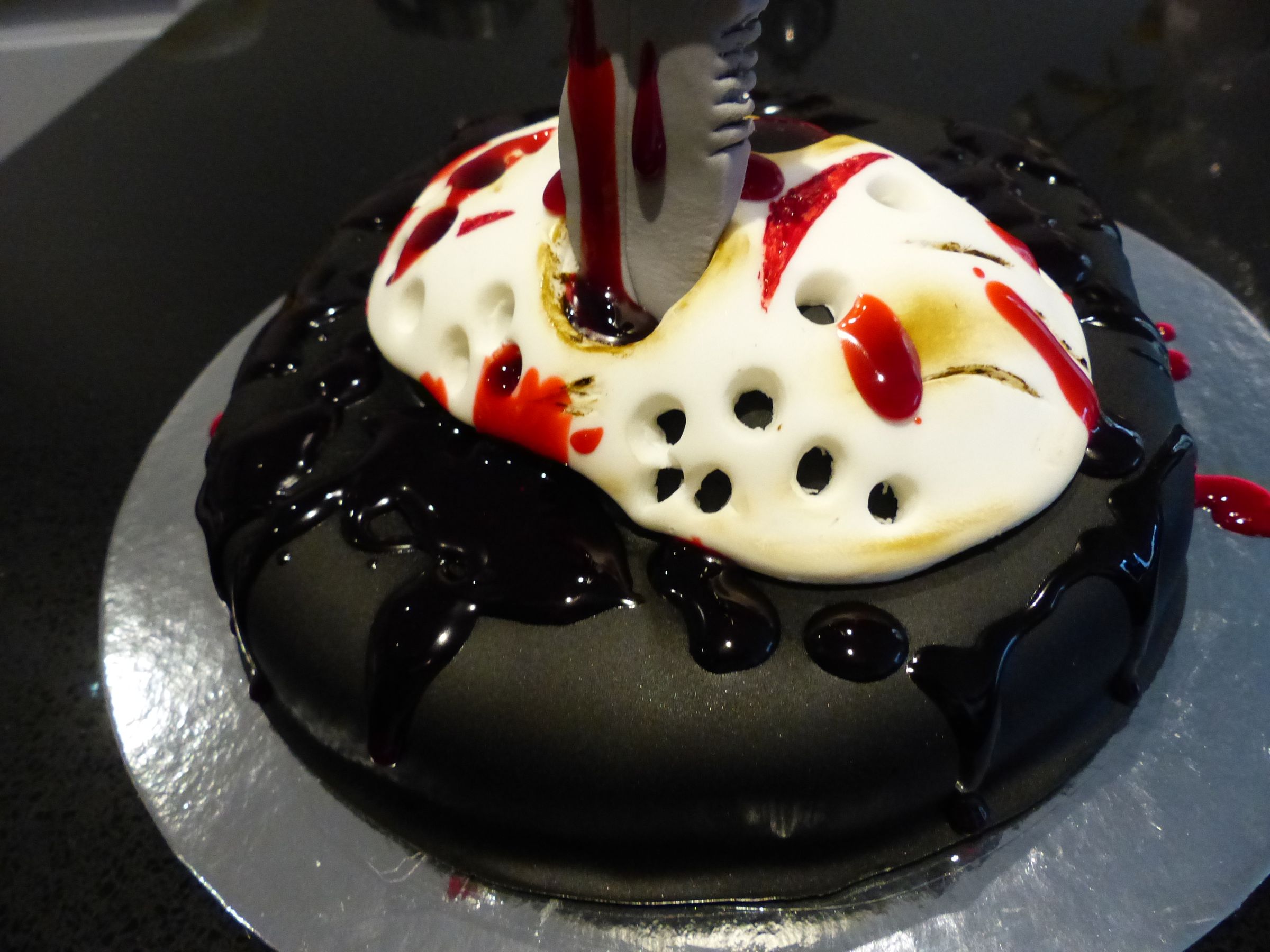 Jason Vorhees (Friday the 13th Hockey Mask) Cake : 7 Steps (with ...