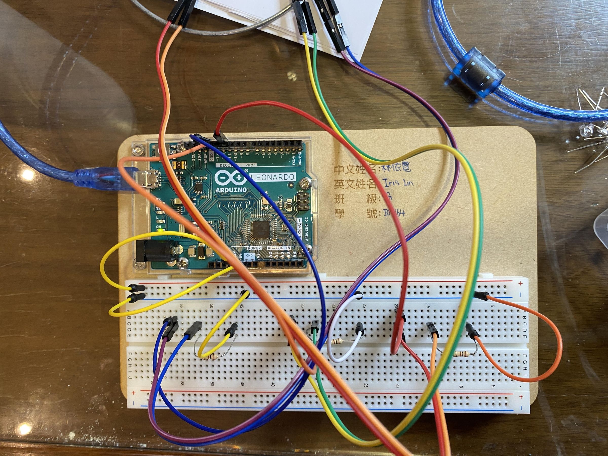 Traffic Light Circuit : 5 Steps - Instructables