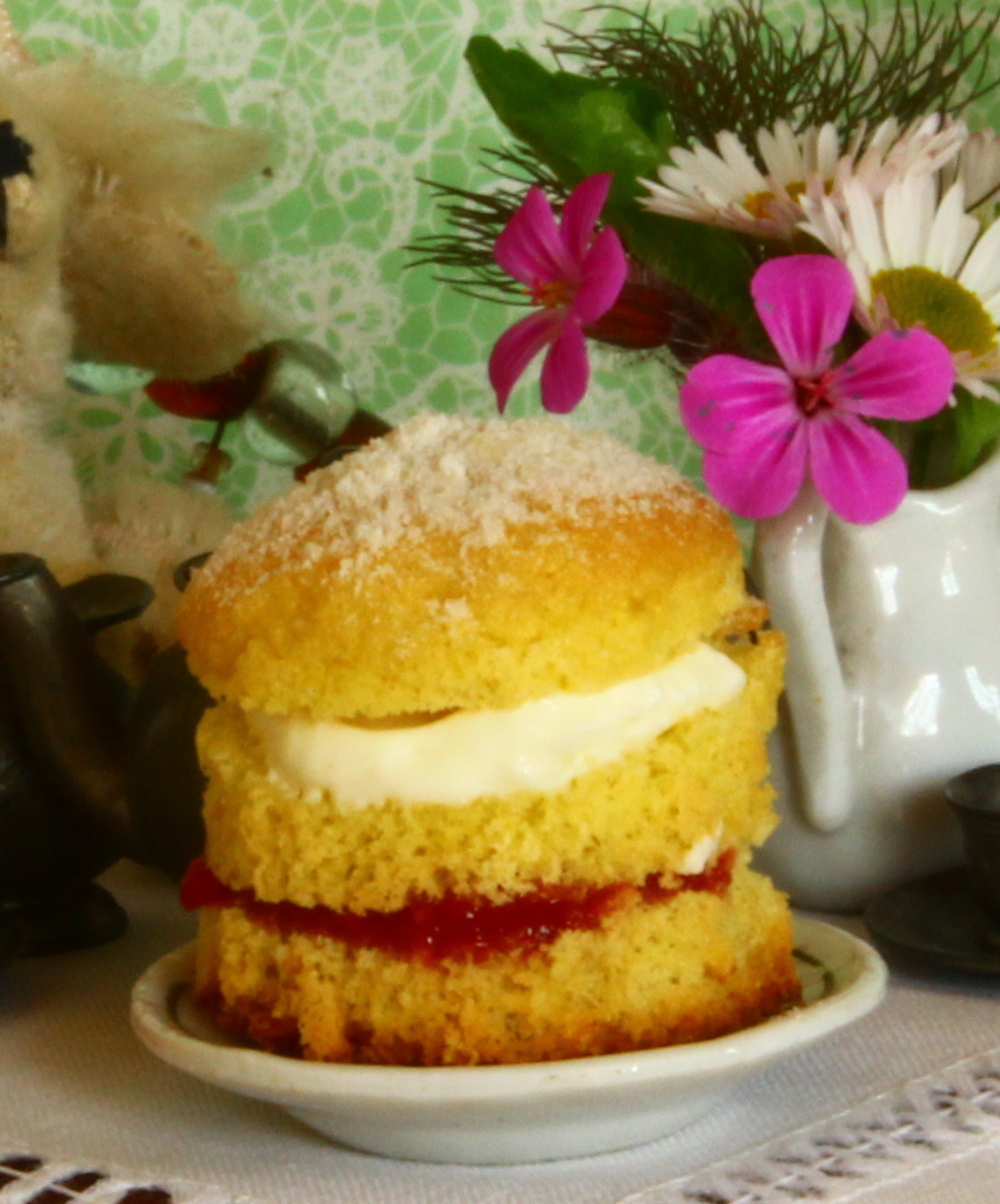Mini Strawberry and Cream Sponge Cake Tiny Tea Time : 3 Steps ...