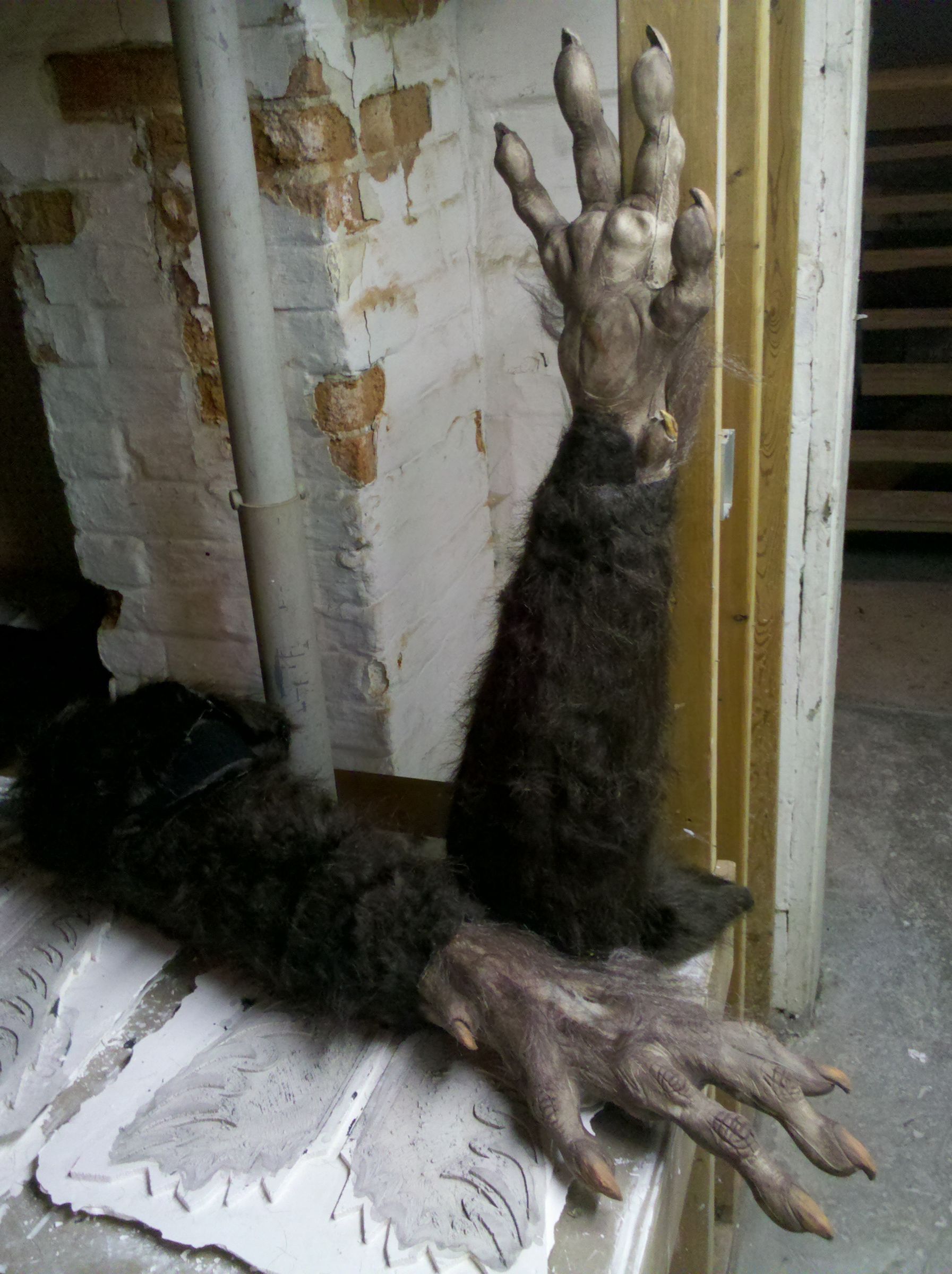 "Creature Reacher" 9 Ft Werewolf Monster Costume : 5 Steps (with ...