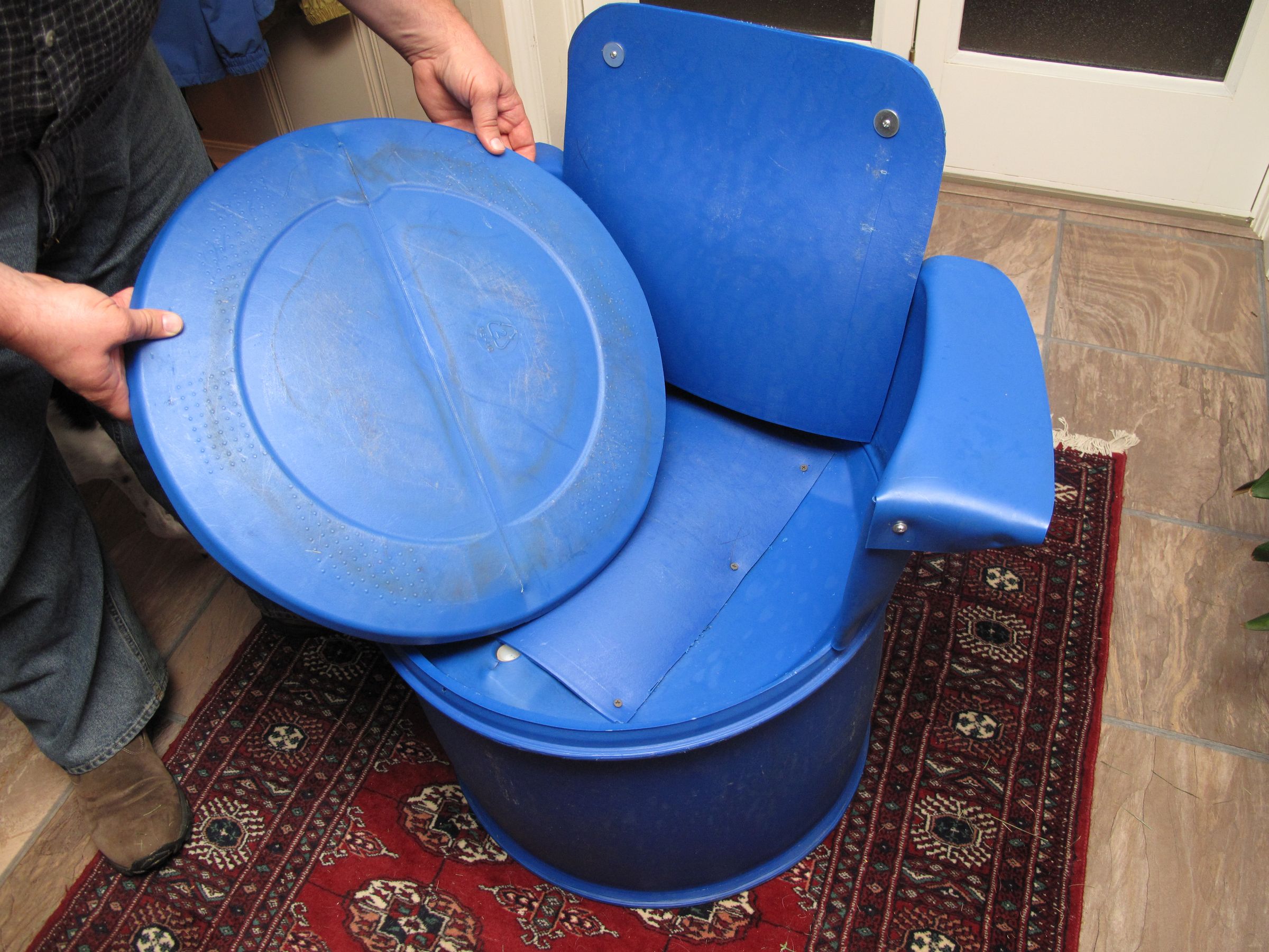 Recycled 55 Gallon Barrel Chair : 7 Steps (with Pictures) - Instructables
