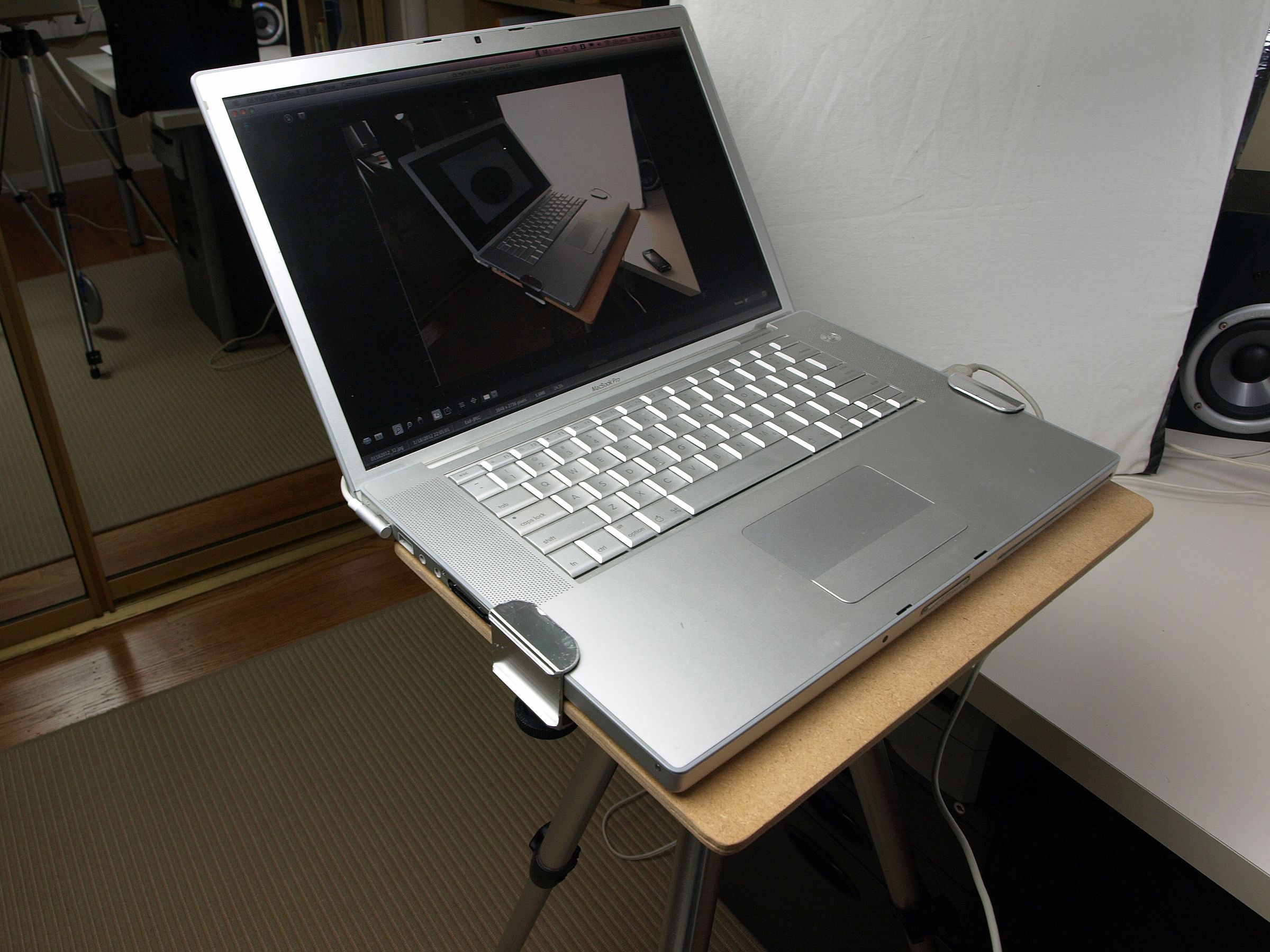 Tripod Laptop Stand : 8 Steps (with Pictures) - Instructables