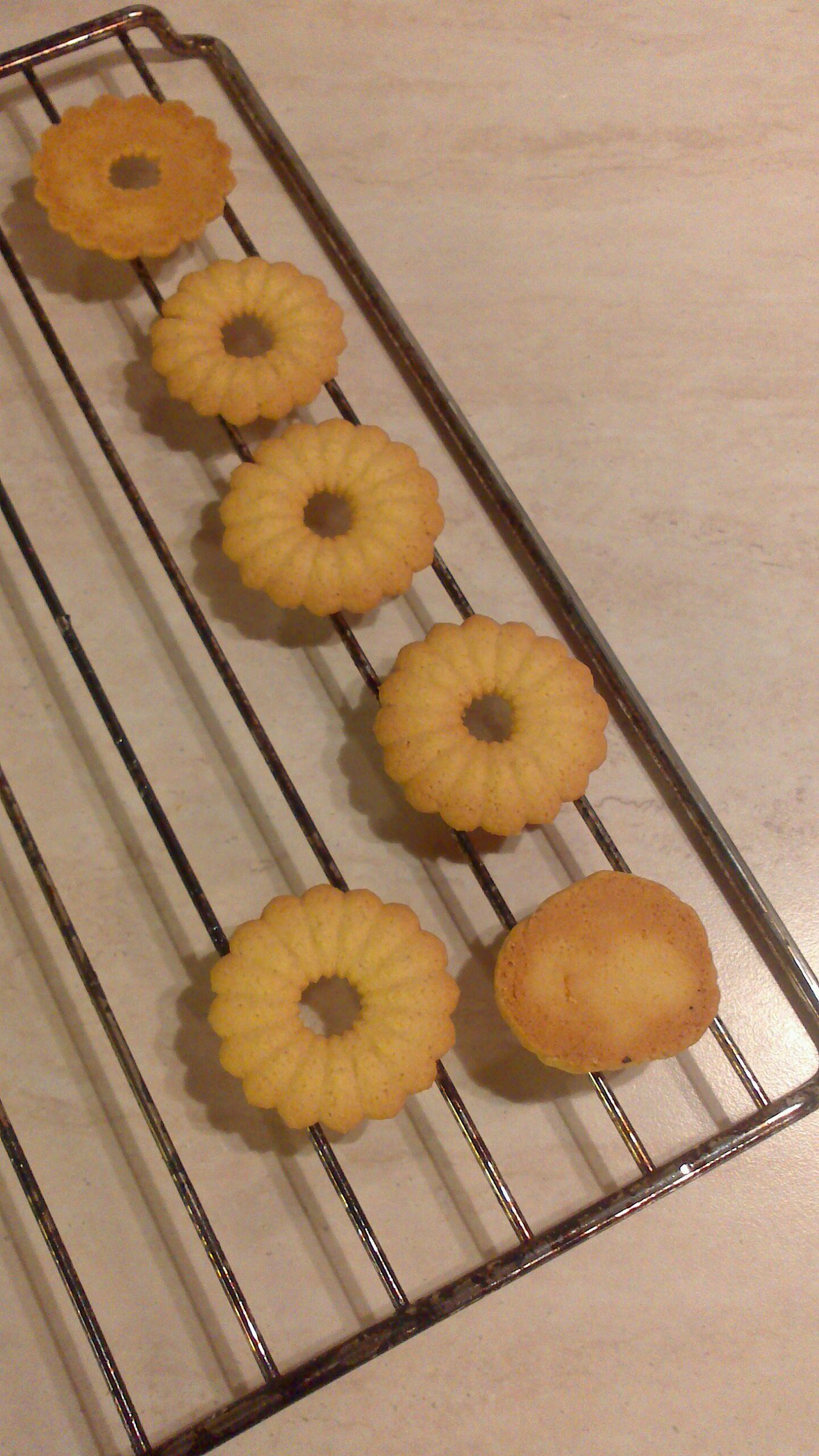 How to Use a Biscuit Press : 7 Steps (with Pictures) - Instructables