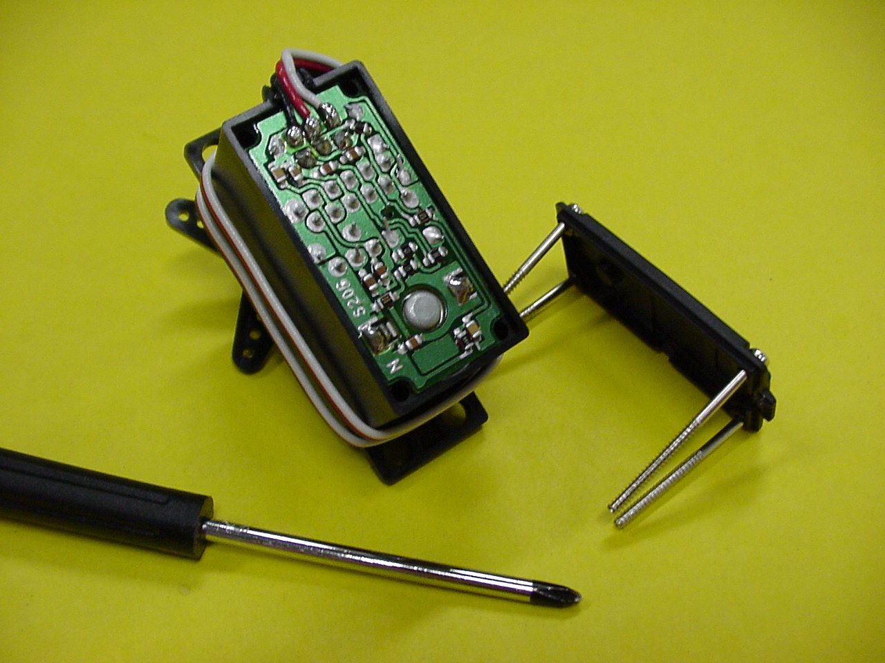 How to Modify a Servo Motor for Continuous Rotation ( One Motor Walker ...