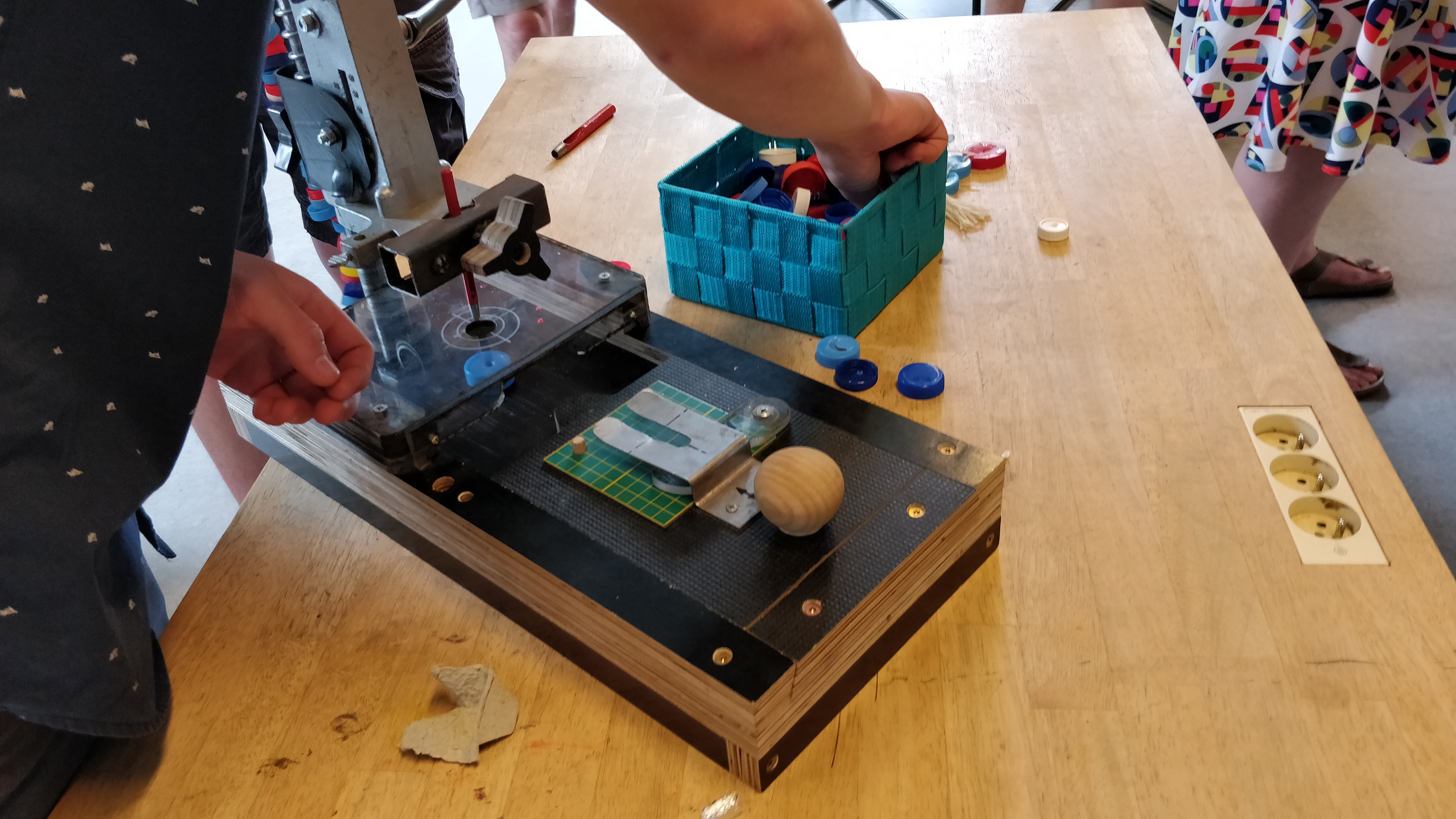 Artmaker 5, Bottle-puncher : 4 Steps - Instructables