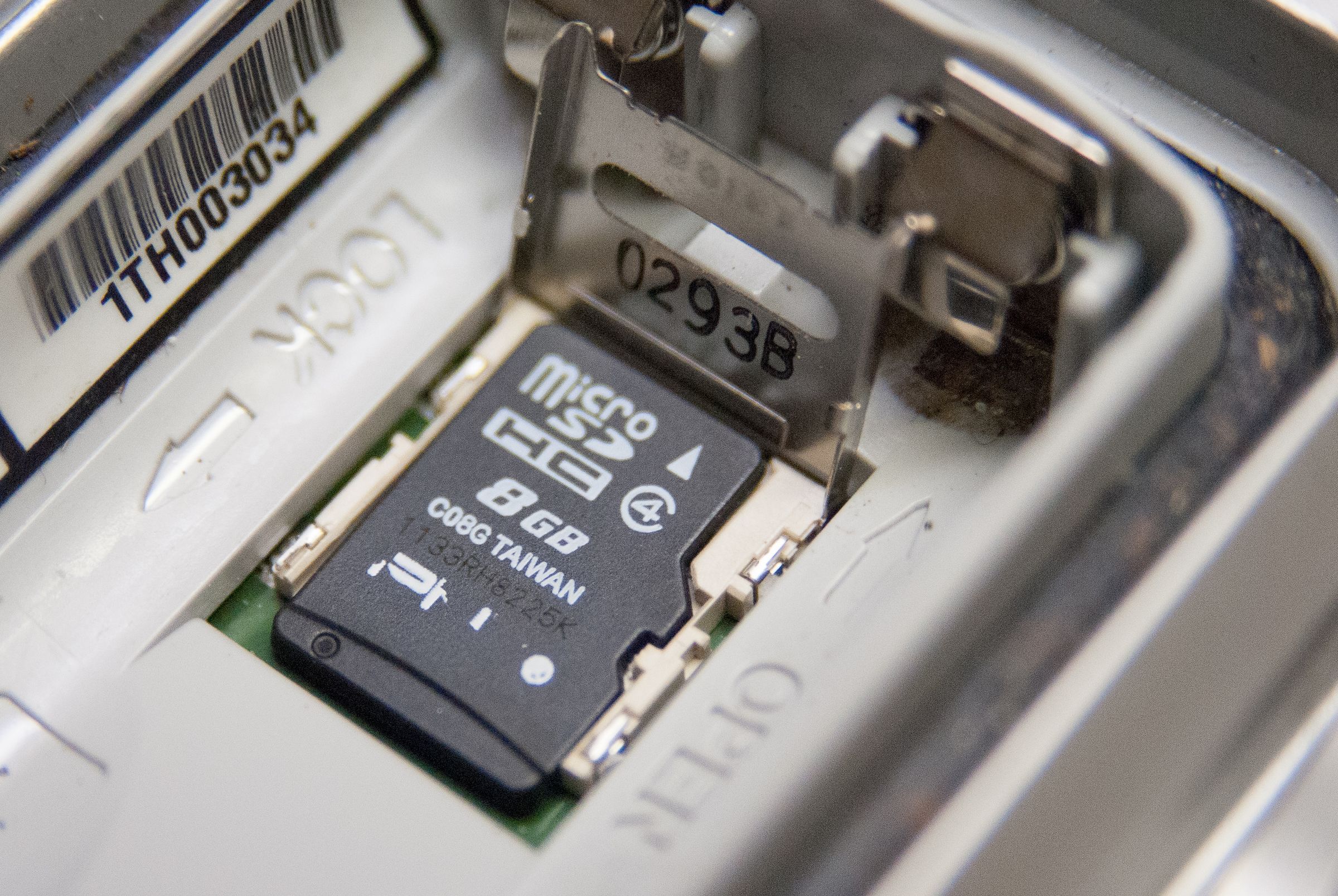 Installing a MicroSD Card in a Garmin Oregon 450 : 10 Steps - Instructables