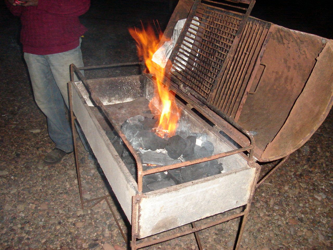 Easy Way to Ignite Fire to Vegetable Coal (without Blowing). Una Forma ...