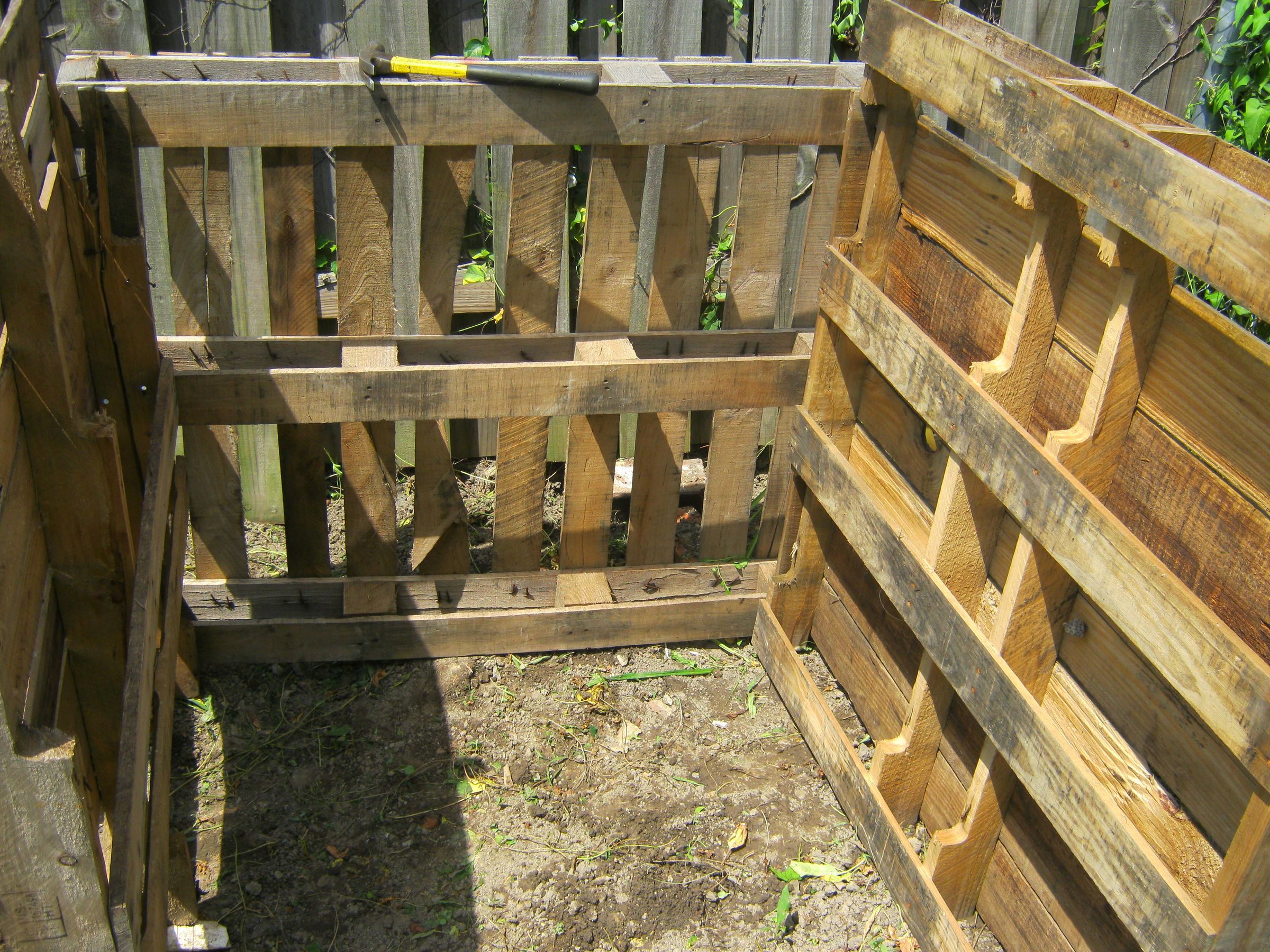 Simple Pallet Compost Bin : 4 Steps (with Pictures) - Instructables