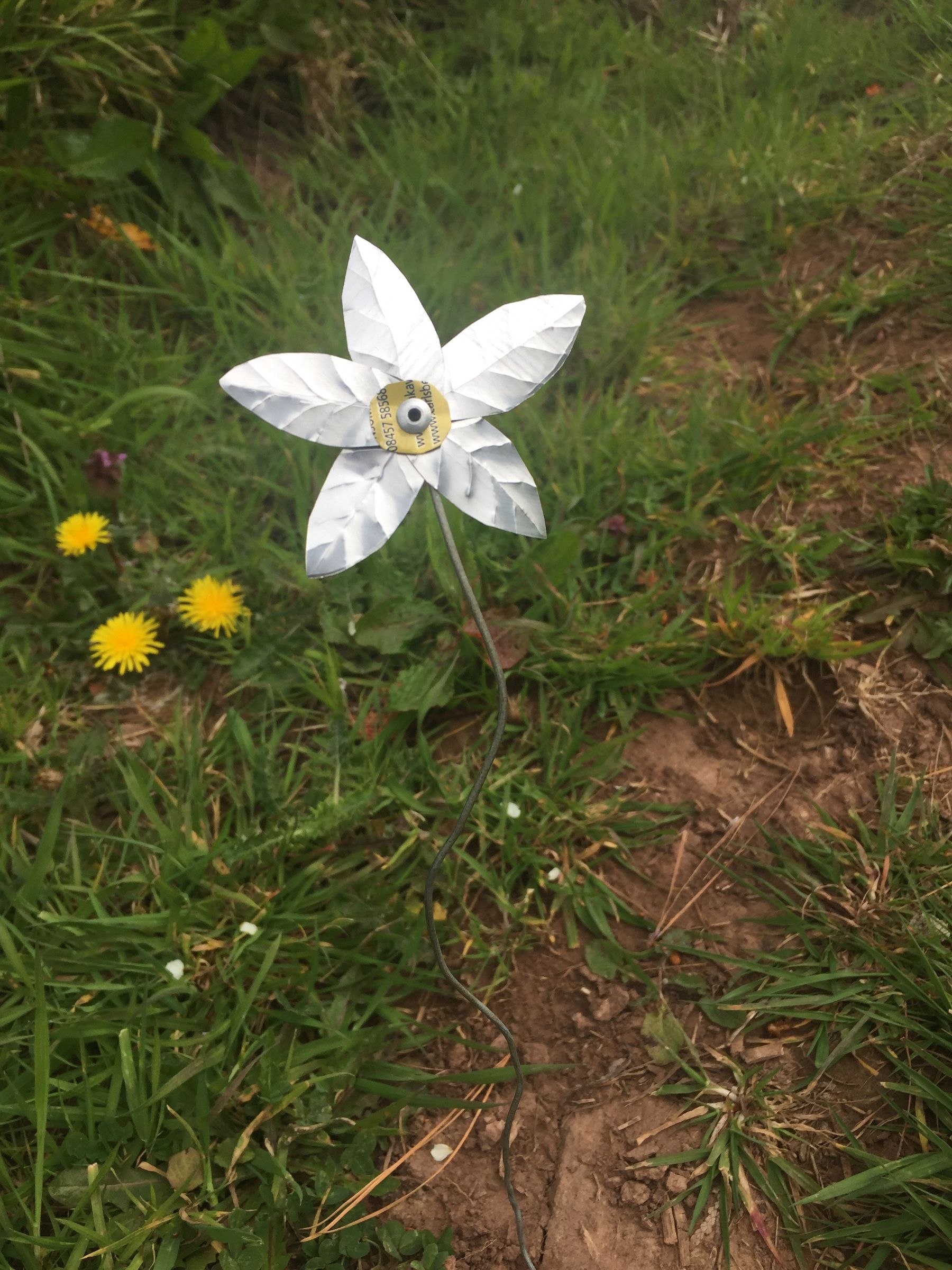 How to Make a Simple Recycled Tin-Can Flower for Your Garden or Plant ...