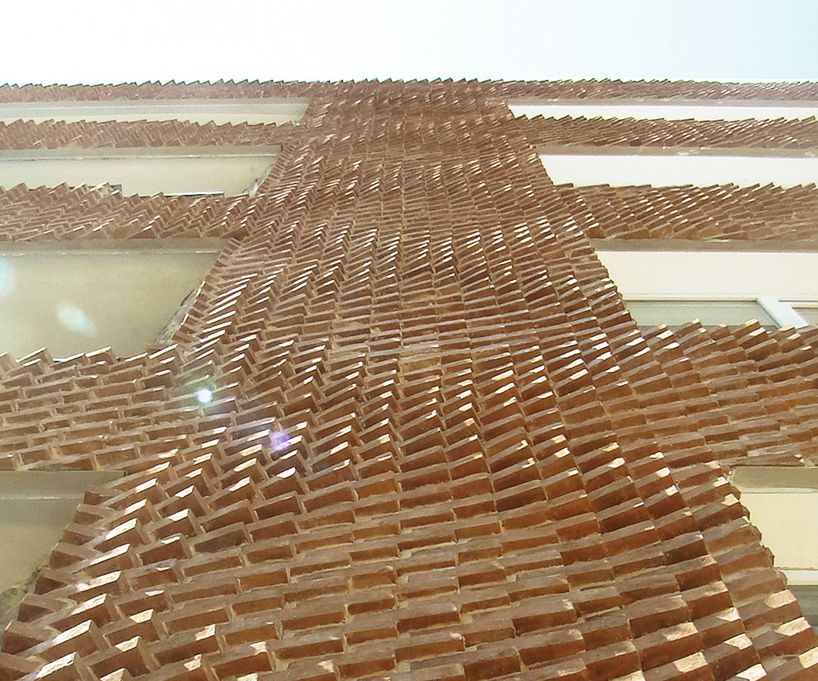 AN ON-SITE TECHNIQUE FOR PARAMETRIC BRICK WALLS WITH ROTATING BRICKS ...