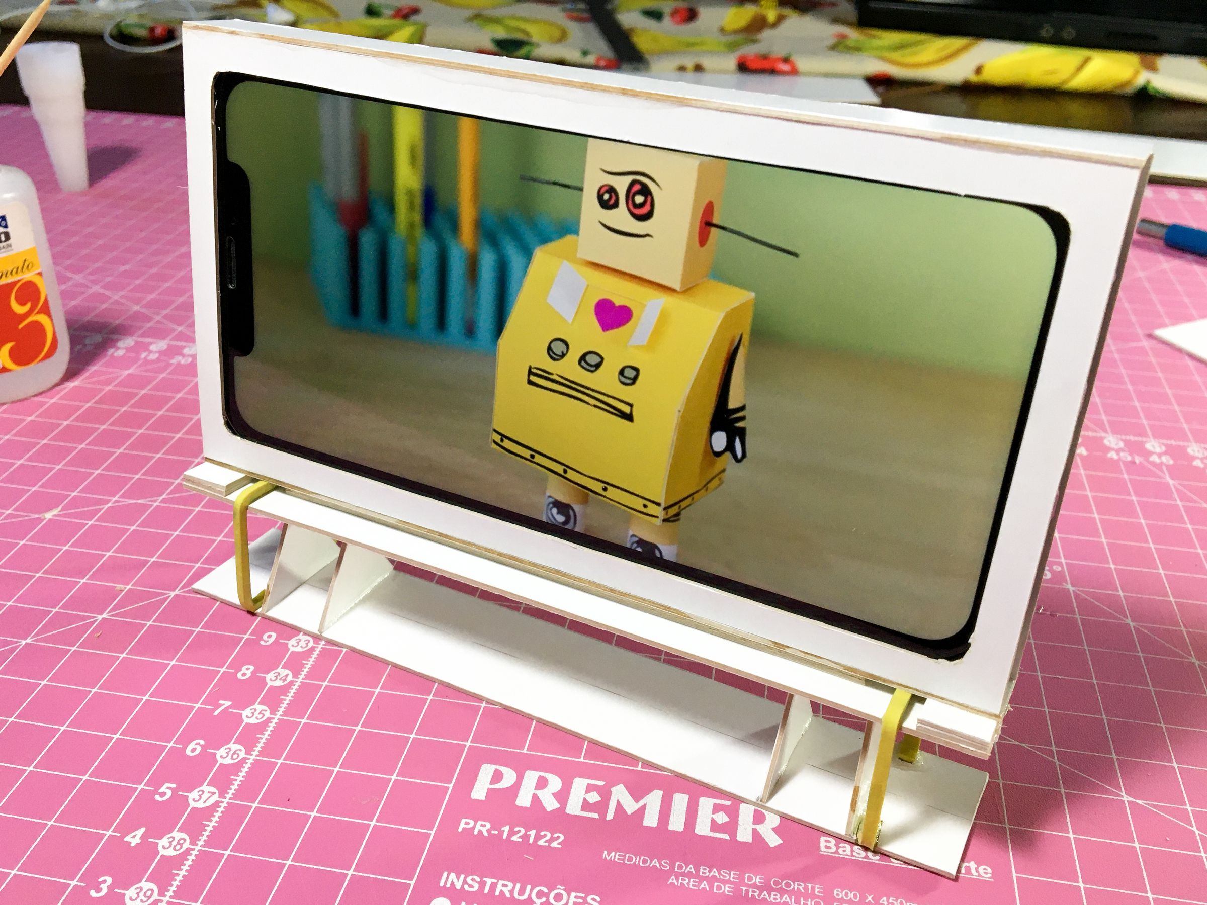 DIY Paper Smartphone Holder : 11 Steps (with Pictures) - Instructables