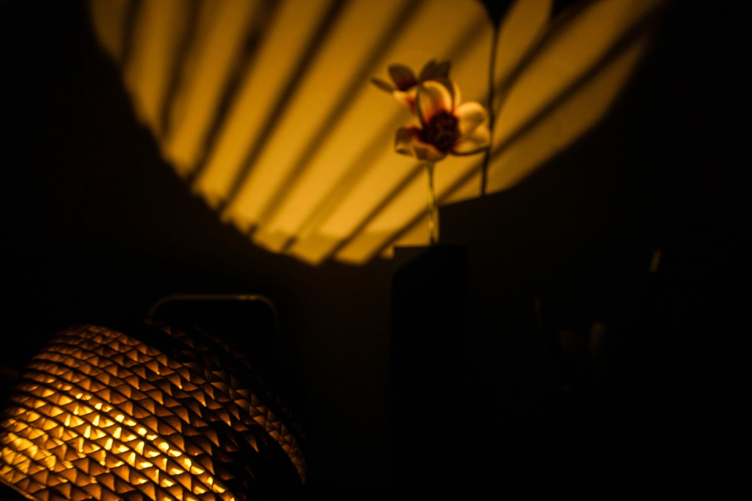 Cardboard Deskop Lamp : 4 Steps (with Pictures) - Instructables