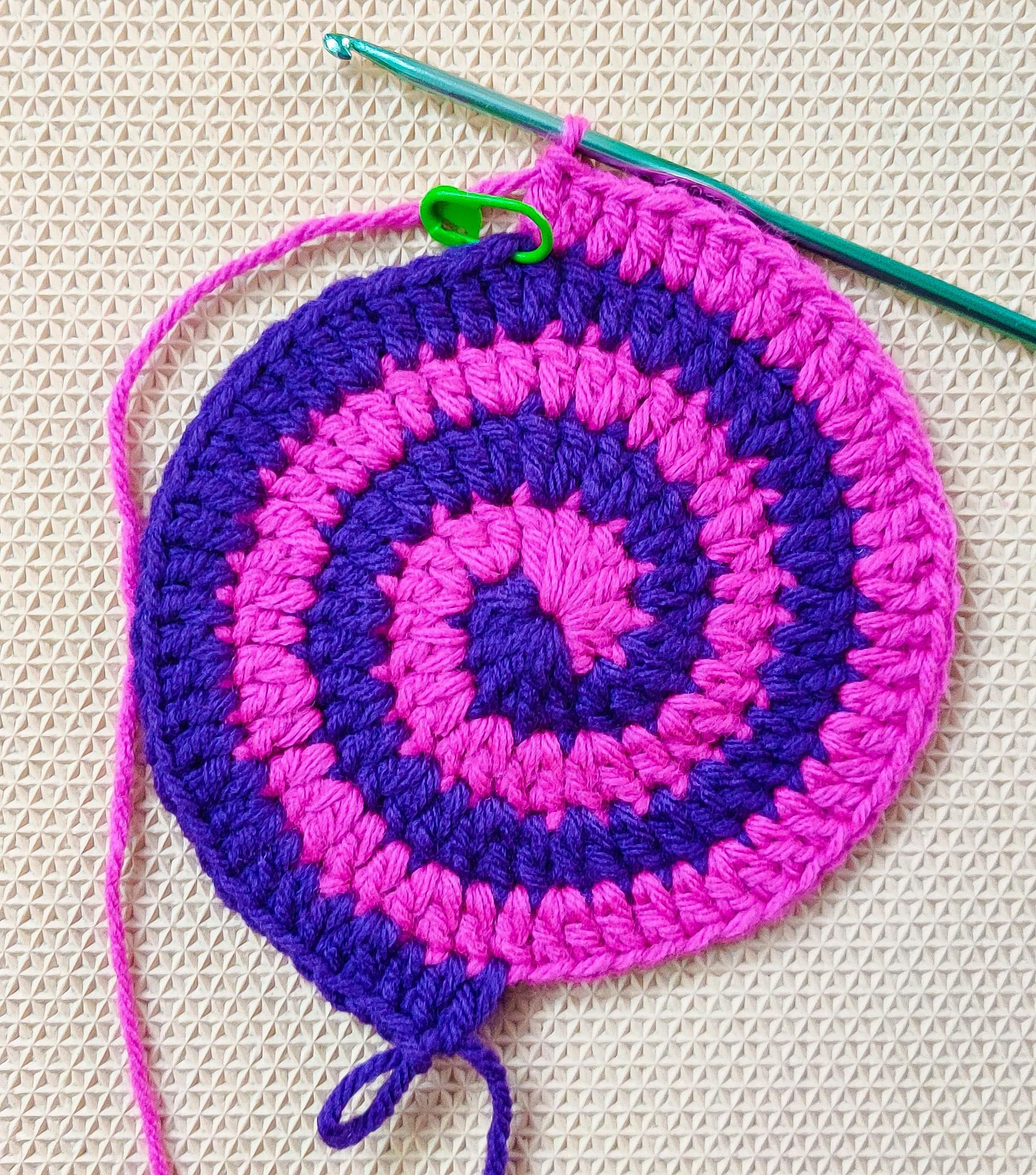 How to Make a Solid Two Color Spiral Crochet Circle : 8 Steps (with ...
