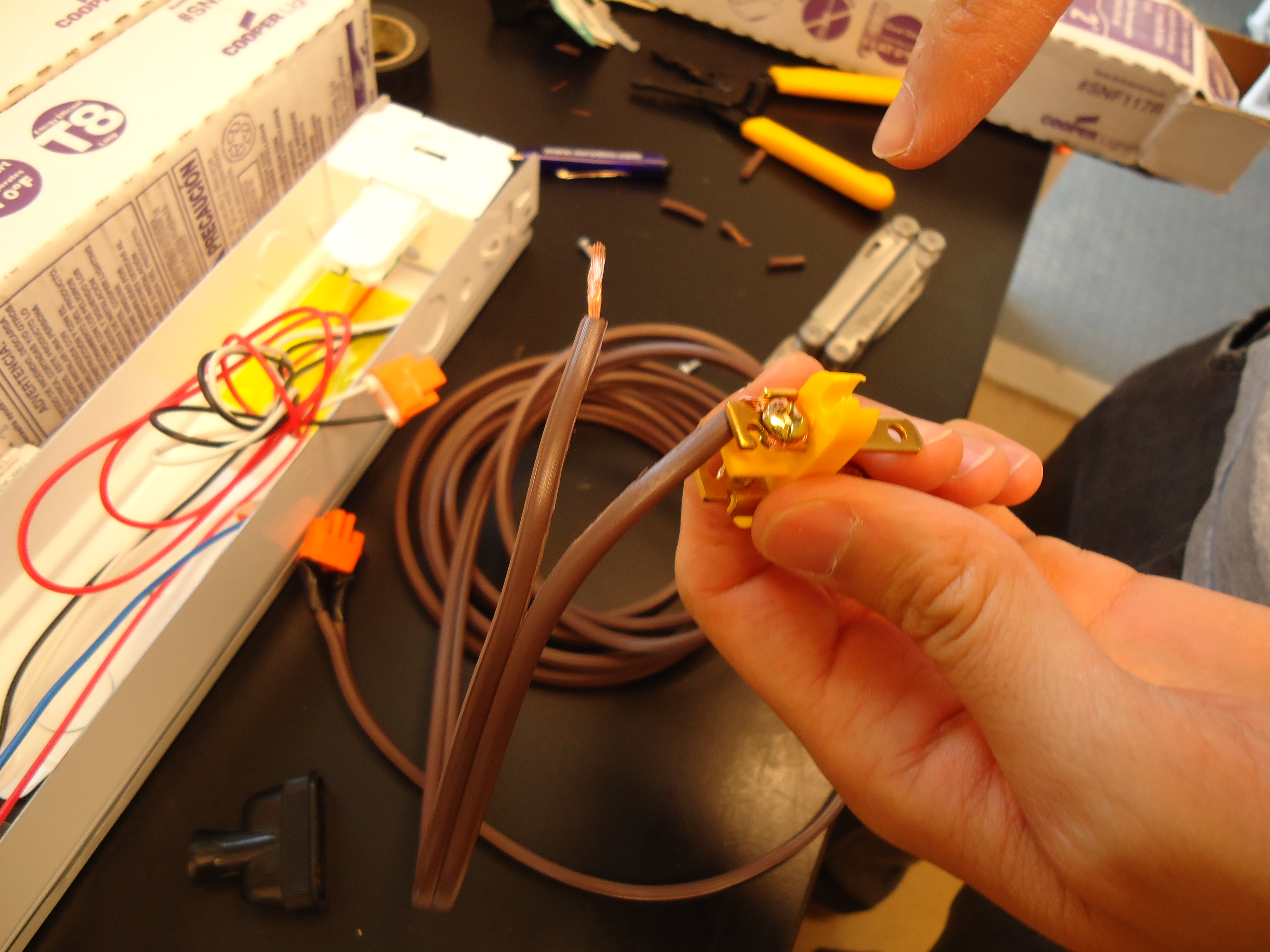 Biomonstaaar's Fluorescent Lights : 10 Steps - Instructables