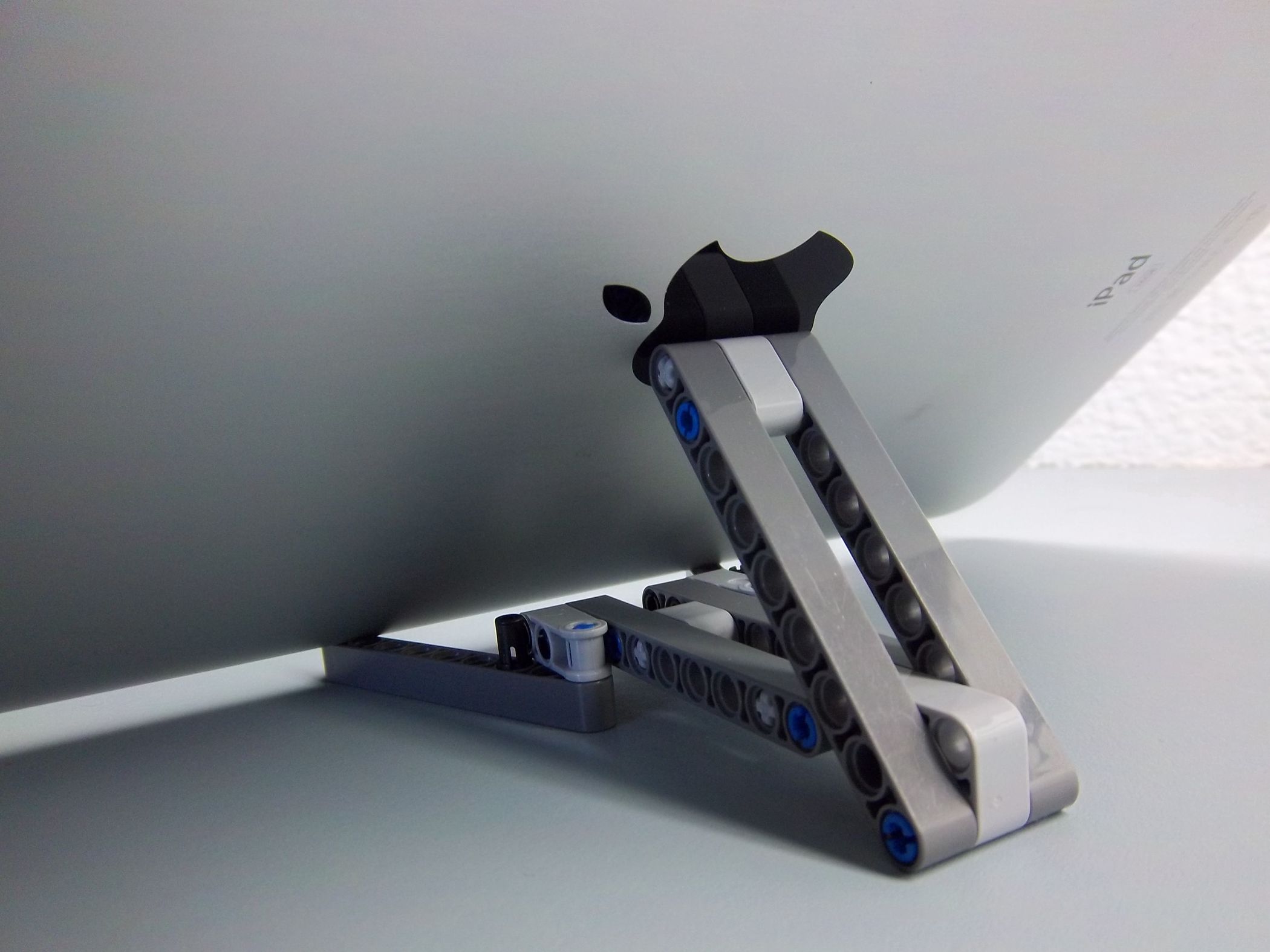 Mini Folding Tablet Stand (LEGO) - Instructables