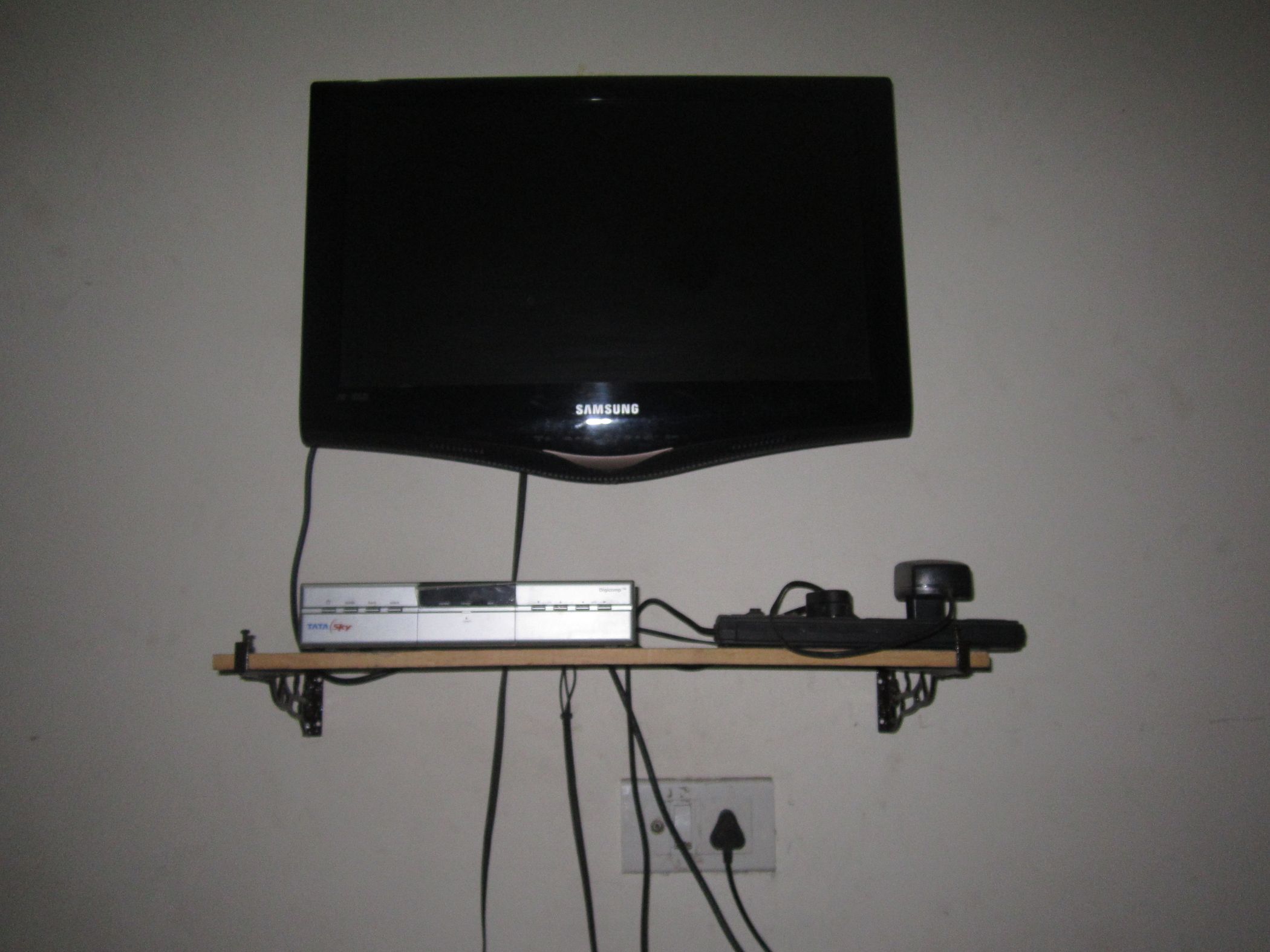 Wall Hanging Rack for Your LCD TV - Instructables
