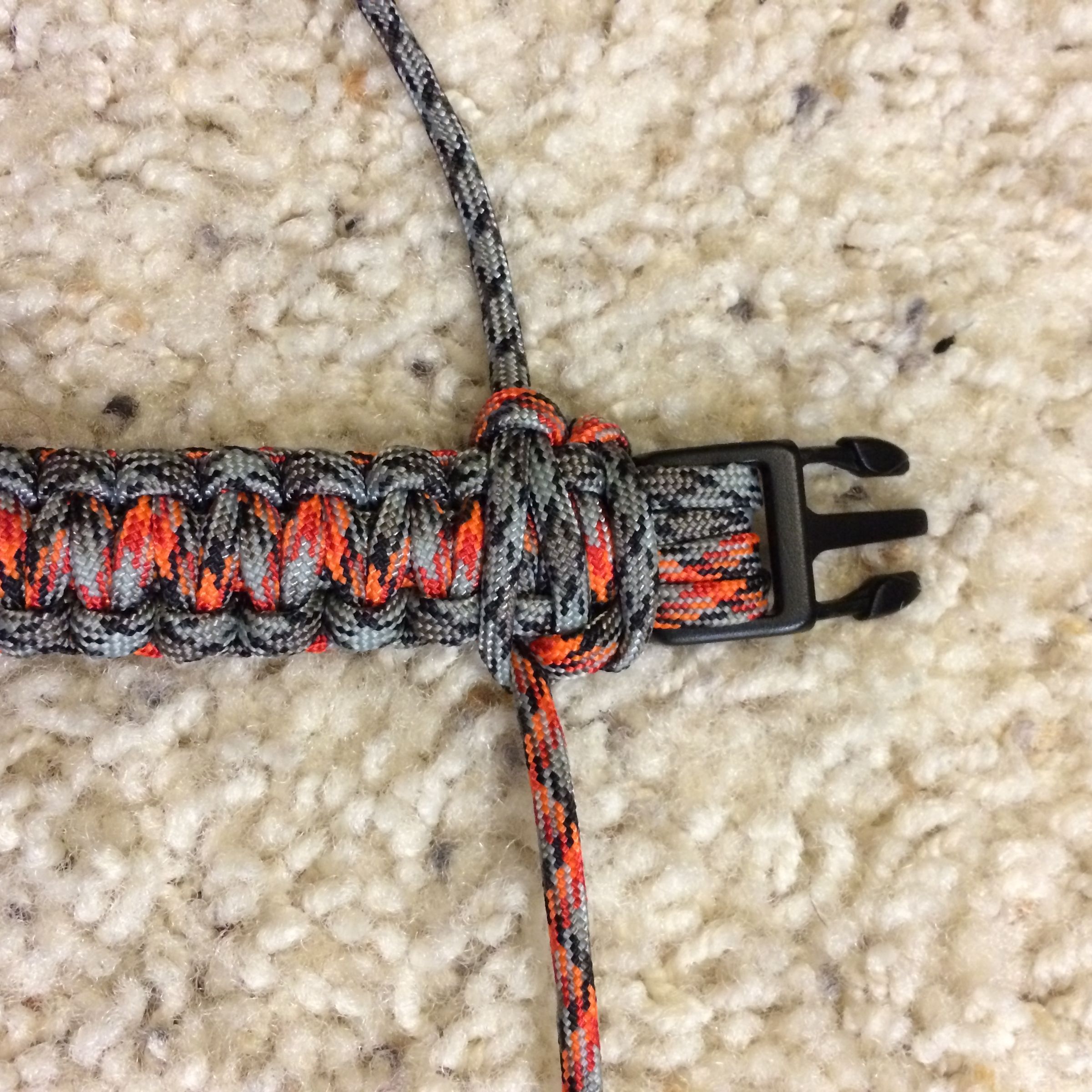 How to Make a Survival Bracelet : 8 Steps - Instructables