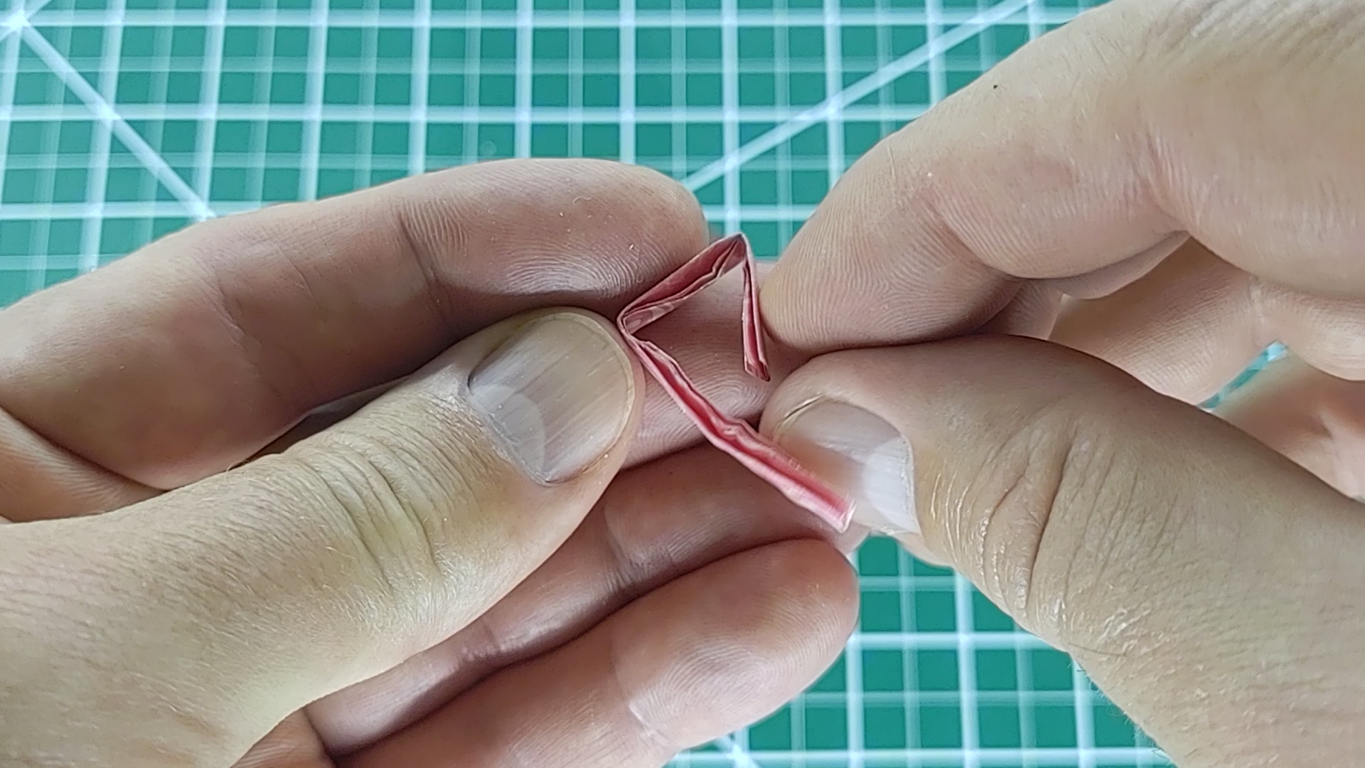 How to Make a Candy Wrapper Chain : 7 Steps (with Pictures) - Instructables