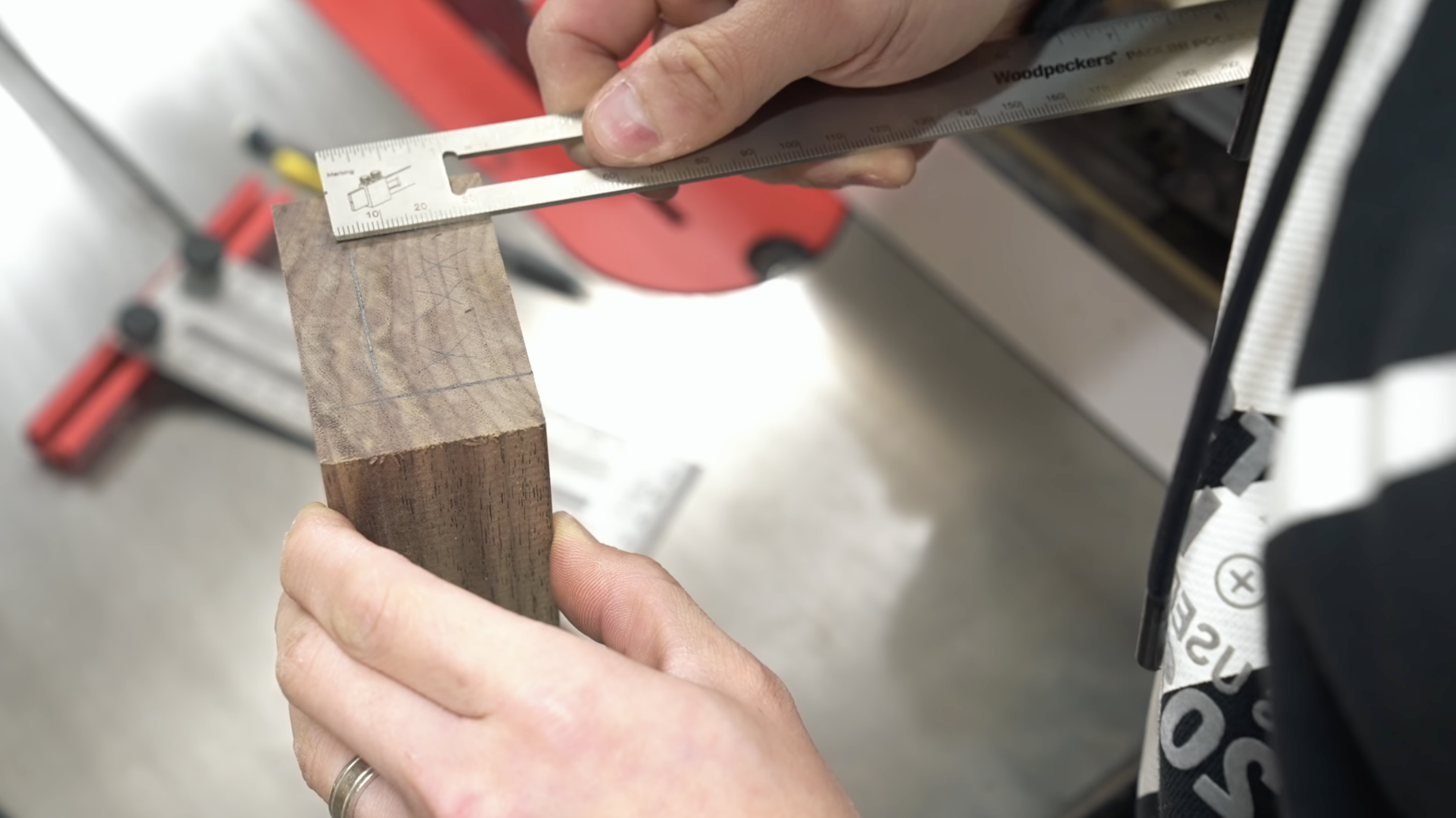 A Minimalist Workspace With This Simple DIY : 6 Steps (with Pictures ...