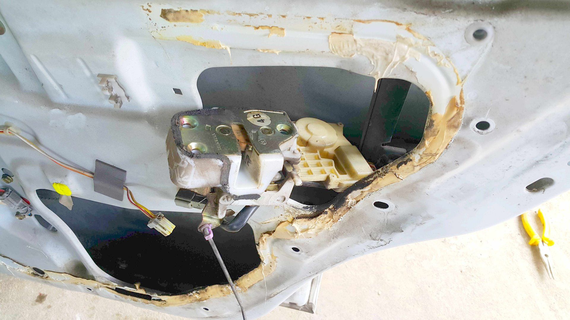 Fixing the Rear Door Lock Actuator on My Honda Civic : 5 Steps ...