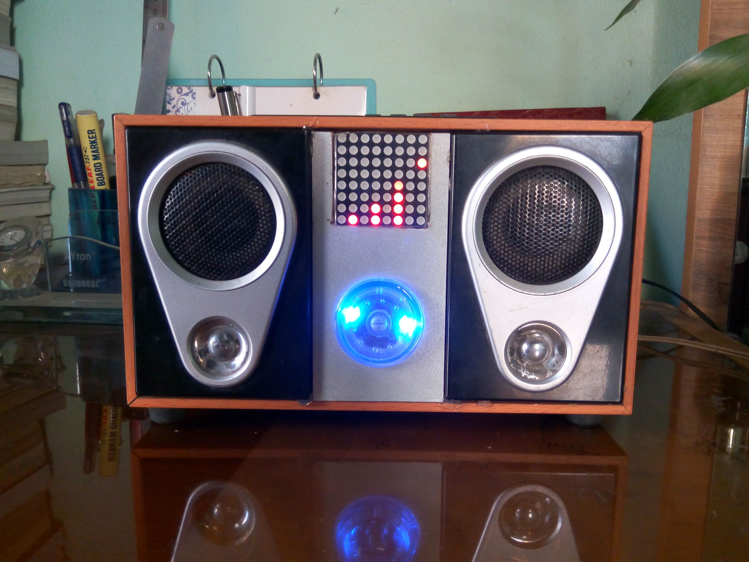 Desk Amplifier With Audio Visualization, Binary Clock & FM Receiver : 8 ...