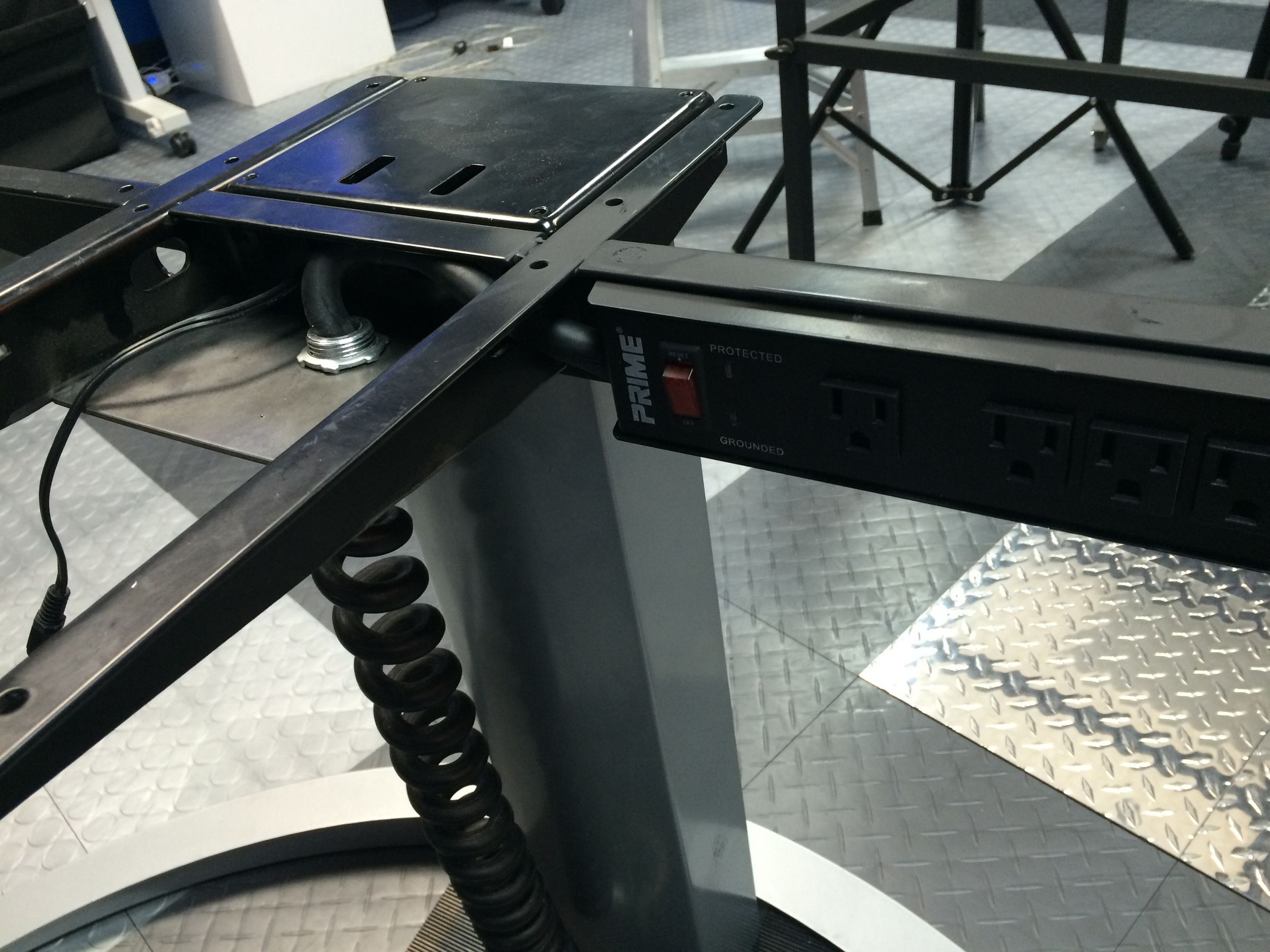 Adjustable Height (Sit / Stand) Desk Power Cord Hack : 4 Steps ...