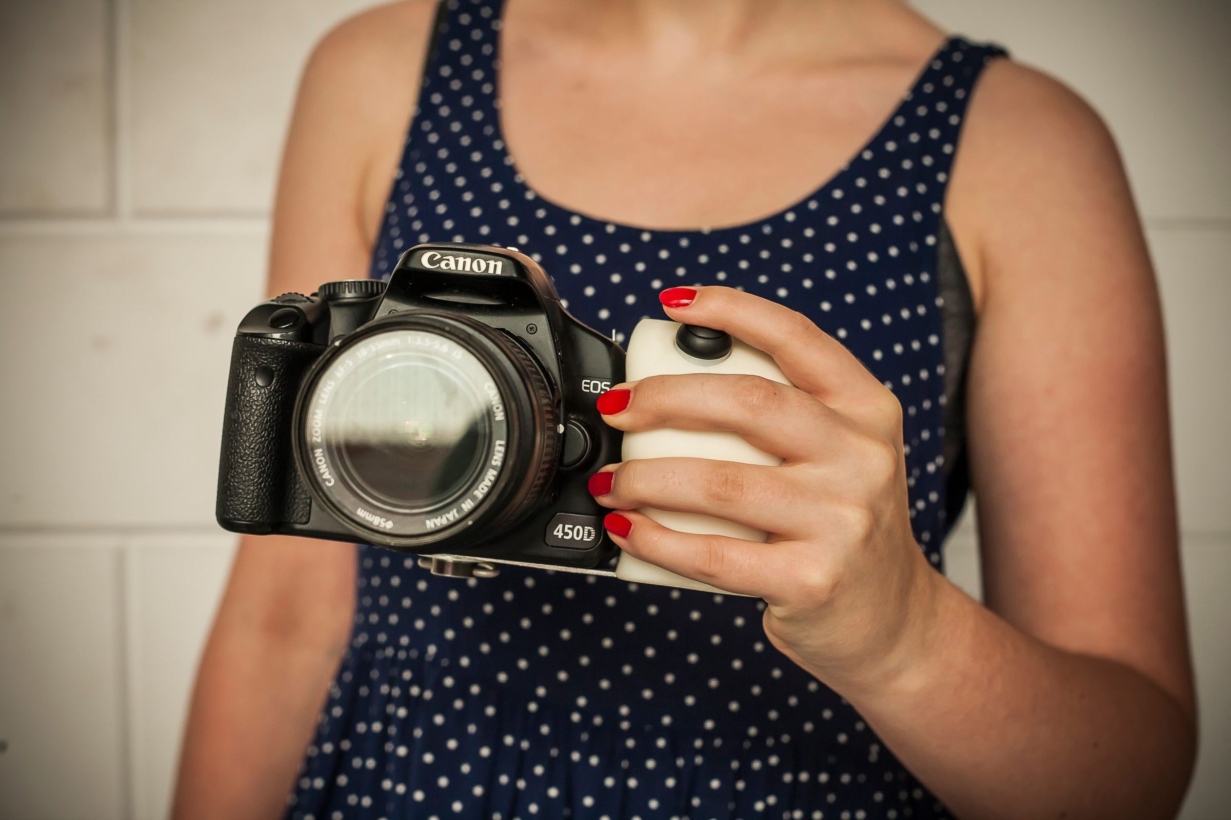 D4E1 Left Handed Camera Aid. Advanced Version. : 7 Steps - Instructables