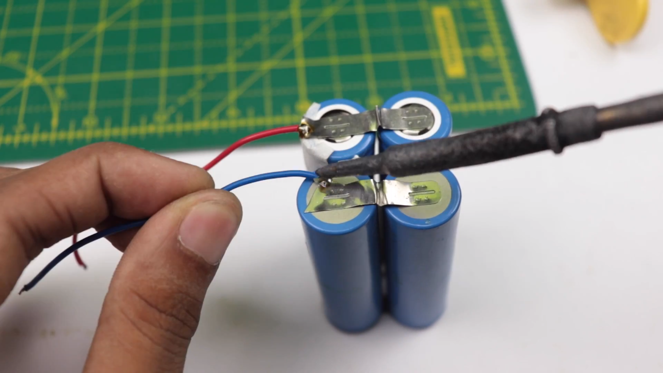 How to Make Arduino Gesture Control Robot at Home Using Radio Module ...