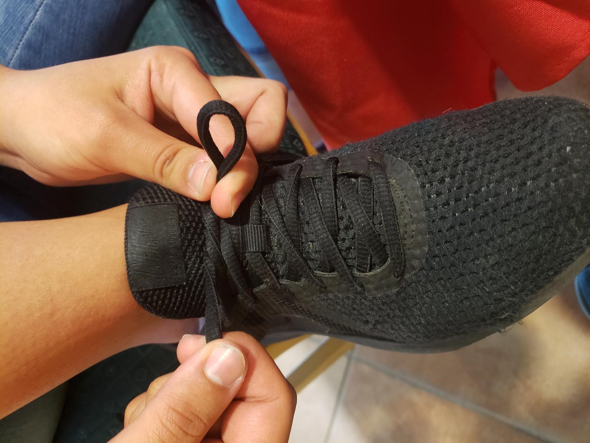 HOW TO TIE YOUR SHOES : 6 Steps - Instructables
