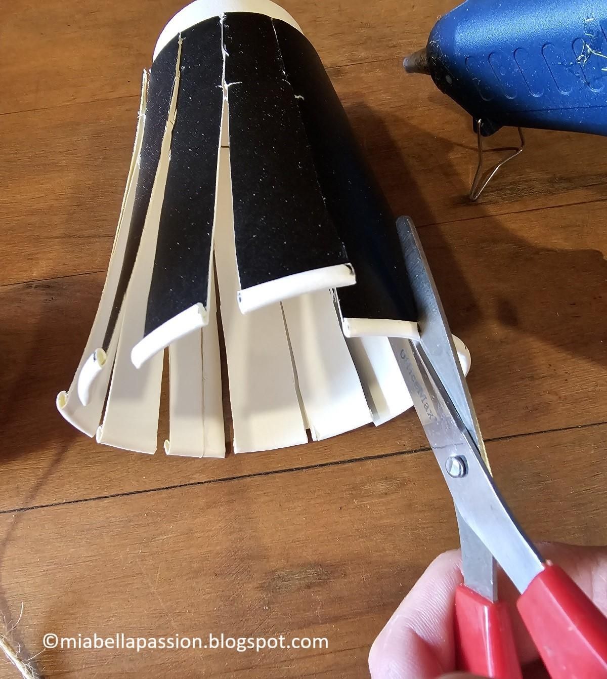 How to Upcycle a Takeaway Coffee Cup Into a Vase : 8 Steps - Instructables