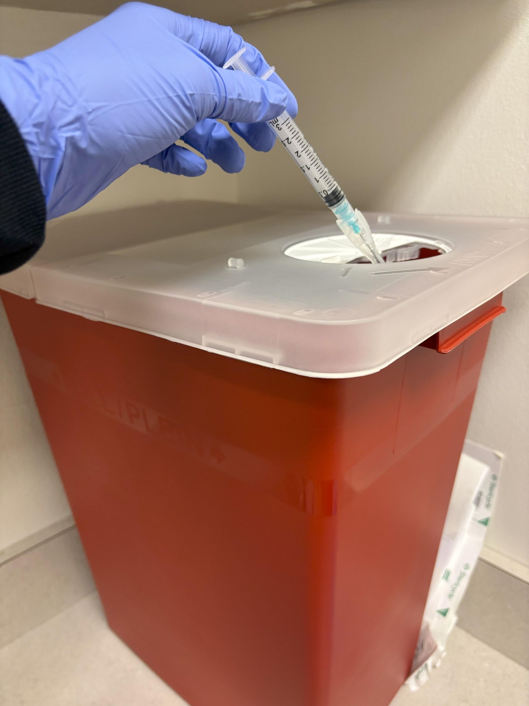 Administering an IM (intramuscular) Injection : 9 Steps - Instructables