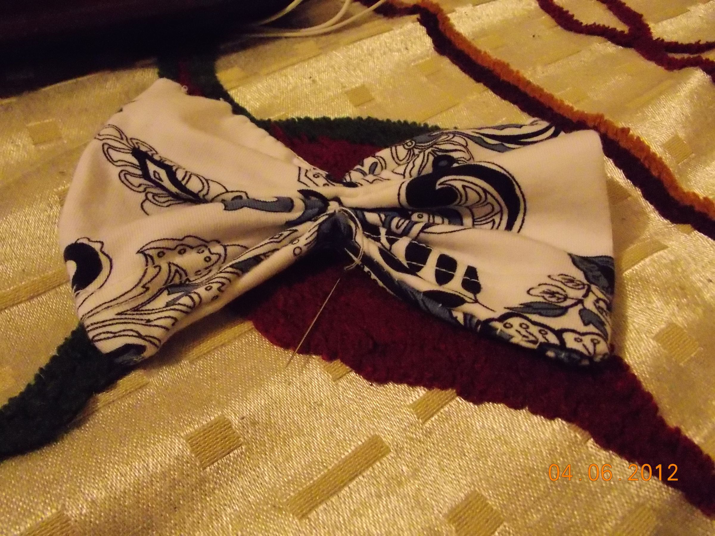 Hair Bow From Sleeve Cut Offs. : 6 Steps - Instructables