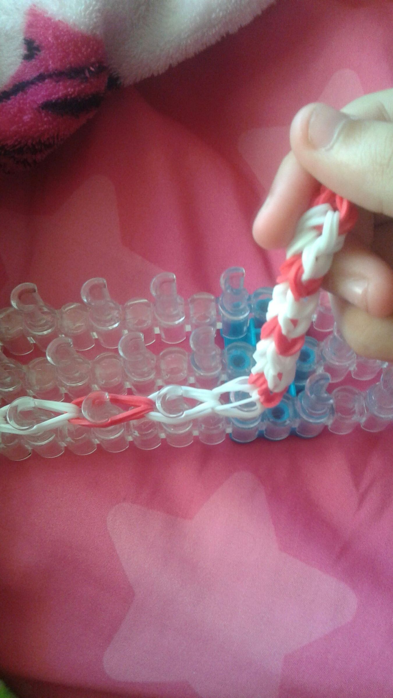 Rainbow Loom Candy Cane Charm ♡ : 5 Steps - Instructables