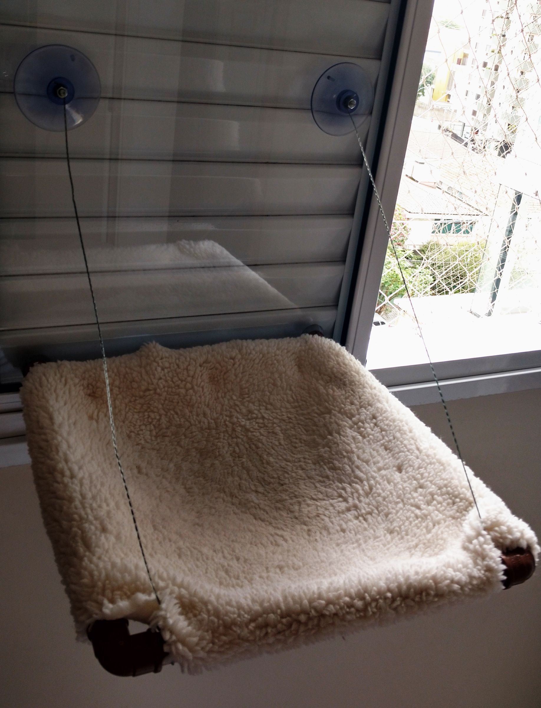 Glass Mounted Hanging Cat Bed : 8 Steps (with Pictures) - Instructables