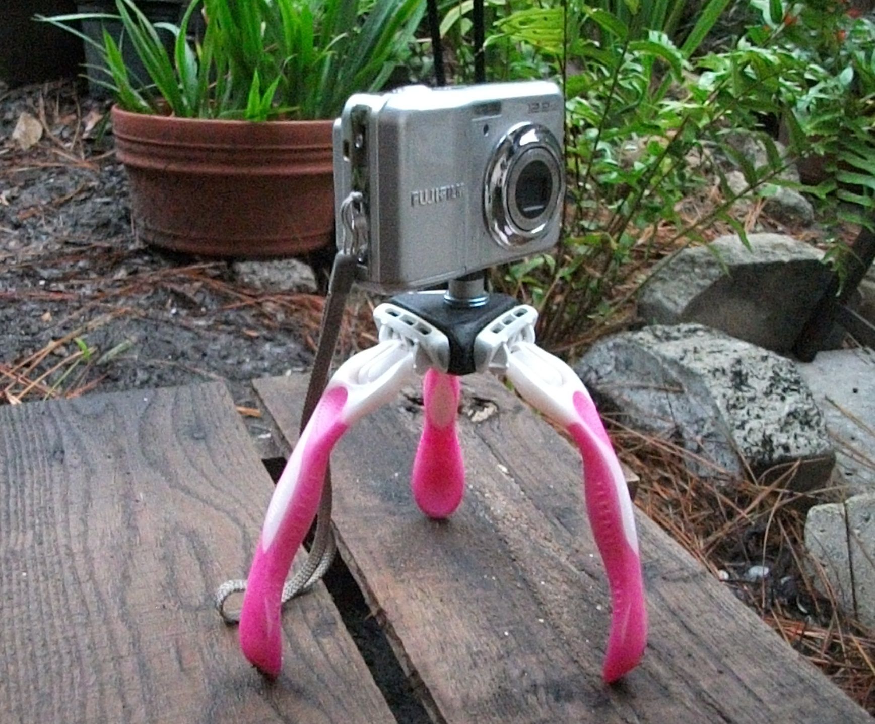 Very Cool Mini Disposable Razor Tri-pod for Your Camera! : 3 Steps ...